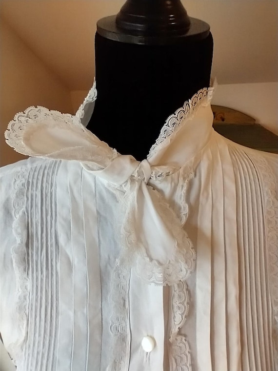 Midcentury white sleeveless Victorian blouse, lace, b… - Gem