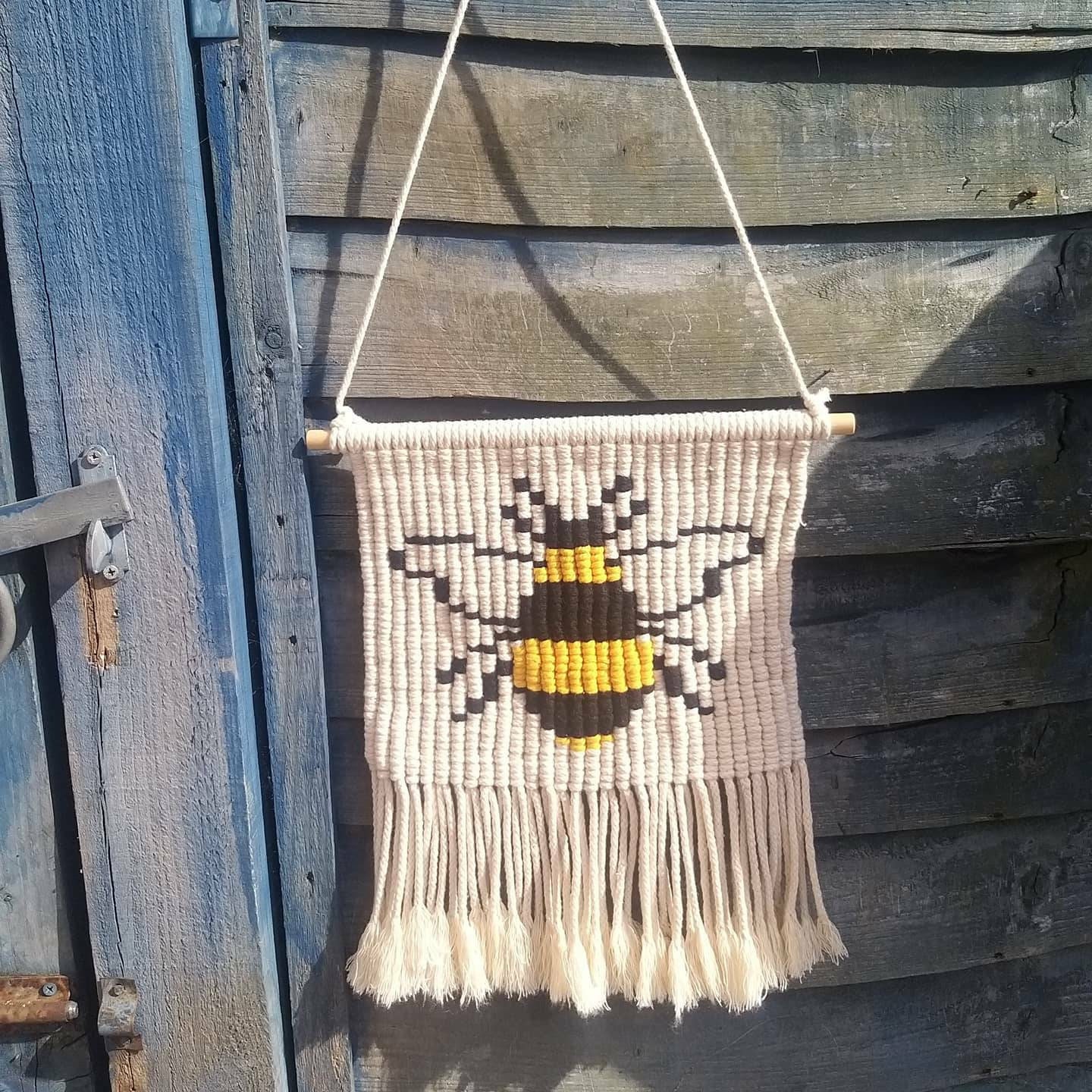 Macrame Bee colgando la pared | Etsy