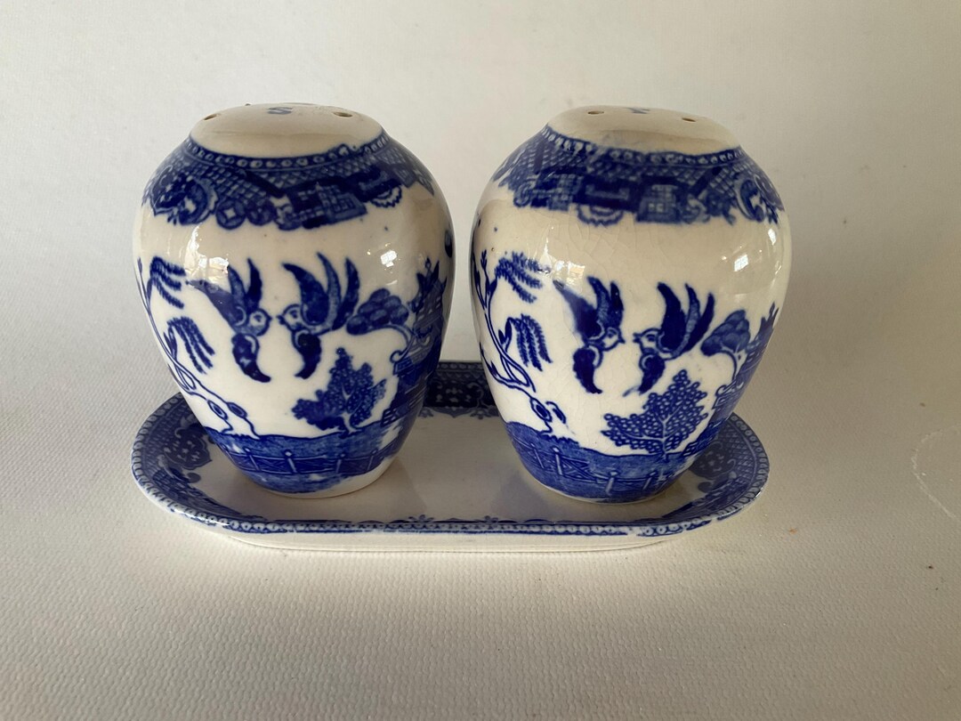 Vintage BLUE WILLOW Range Salt and Pepper Shakers W/ Tray Japan - Etsy