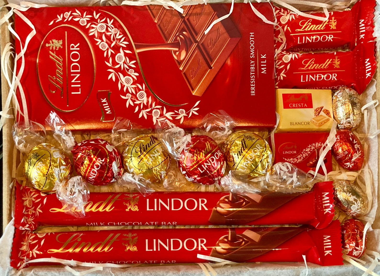 Lindt Lindor Chocolate Gift Box | Assorted Truffles & Bars | Christmas ...