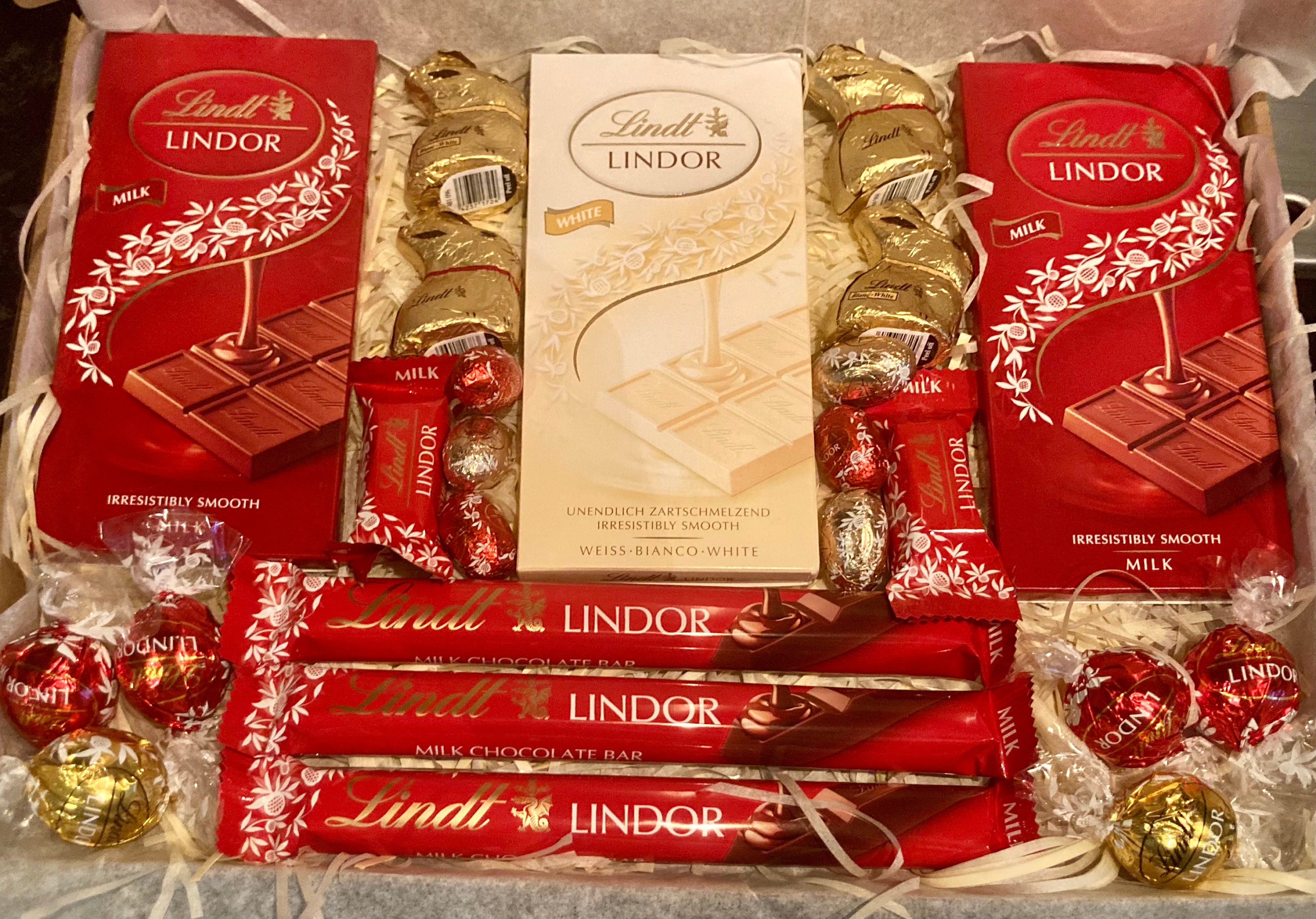 Lindt Lindor Chocolate Gift Box | Assorted Truffles & Bars | March ...