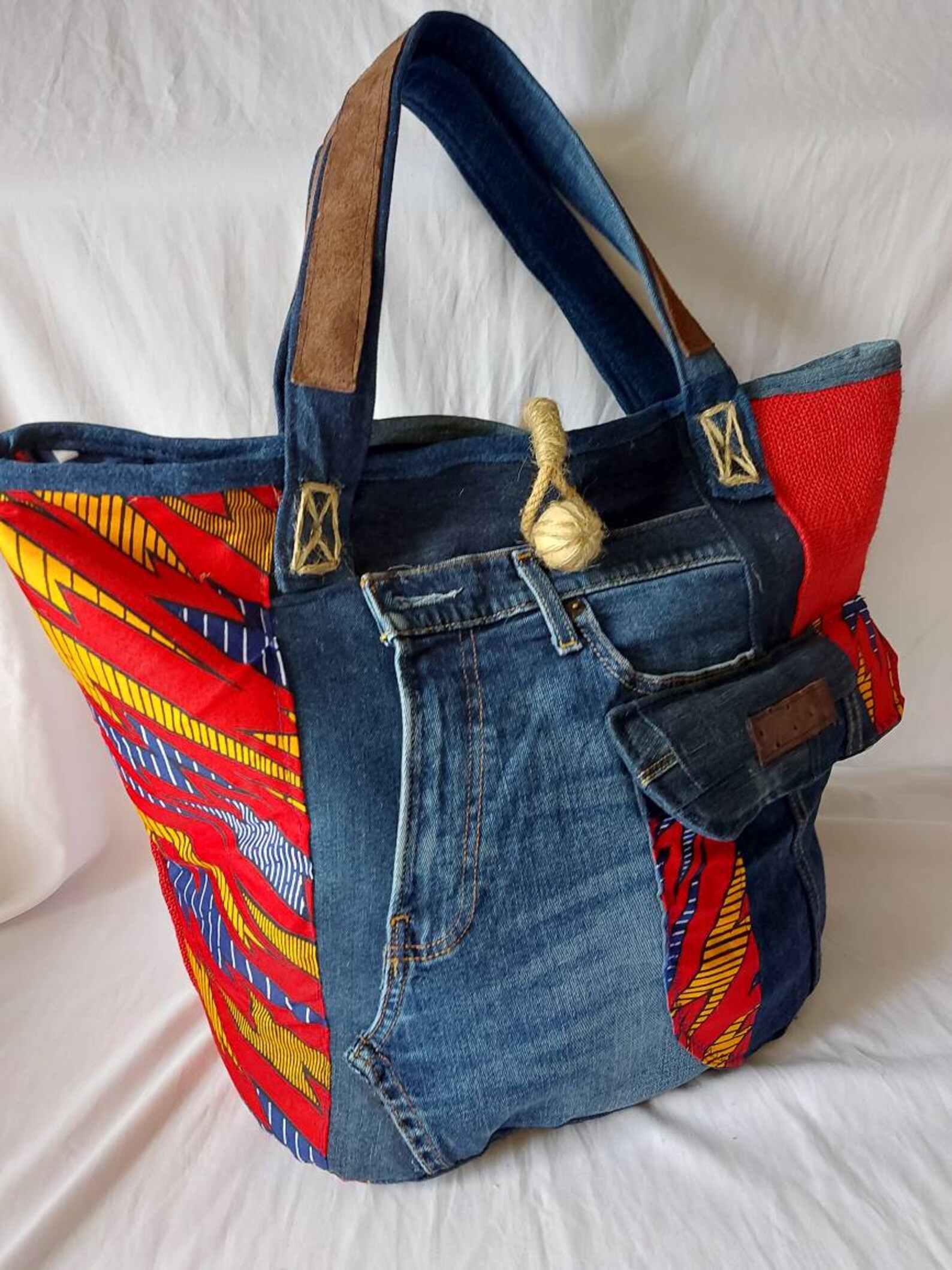 Sac cabas en jeans recyclés, chute wax et jute rouge, anses cuir-jeans ...