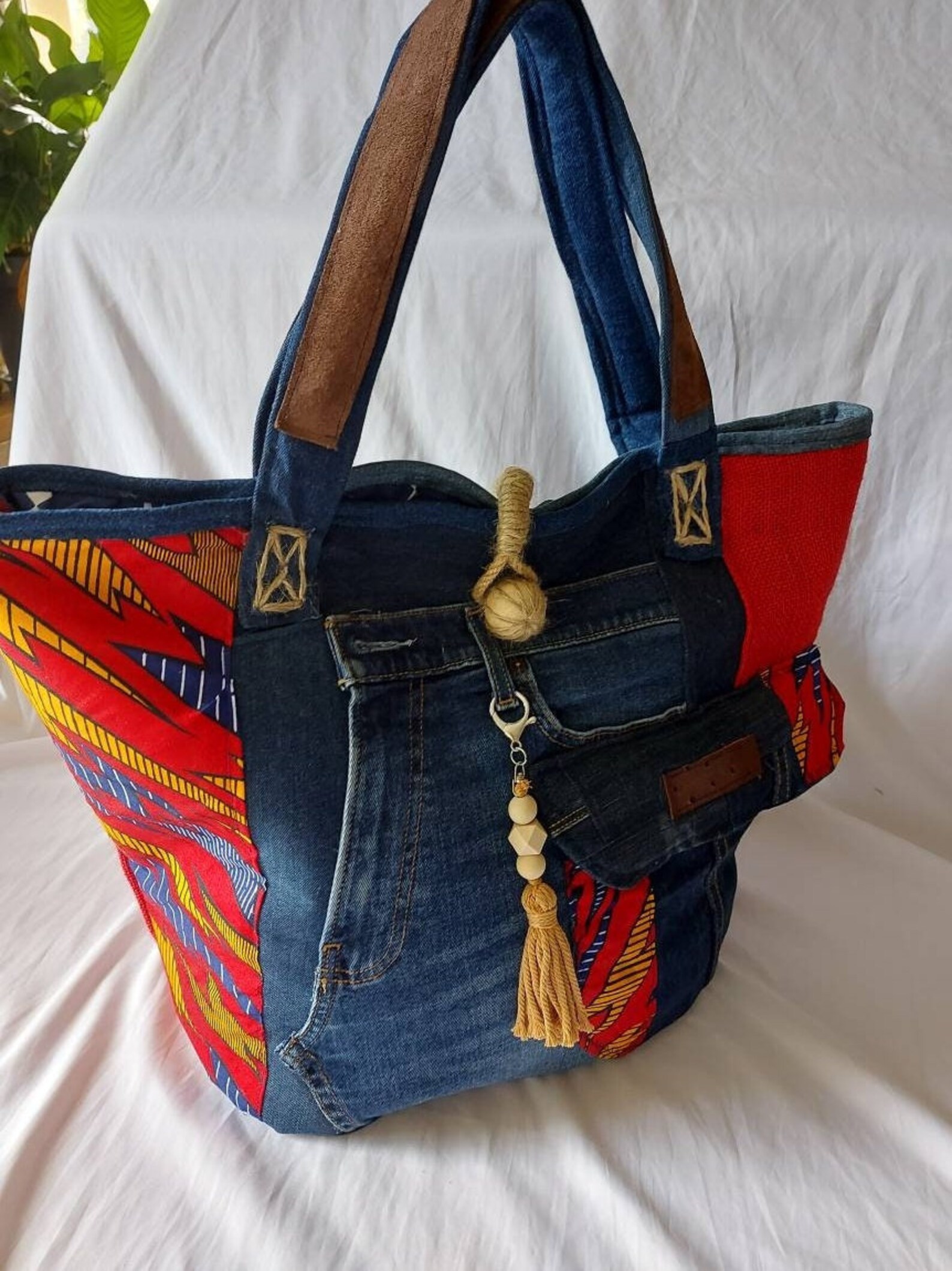 Sac cabas en jeans recyclés, chute wax et jute rouge, anses cuir-jeans ...