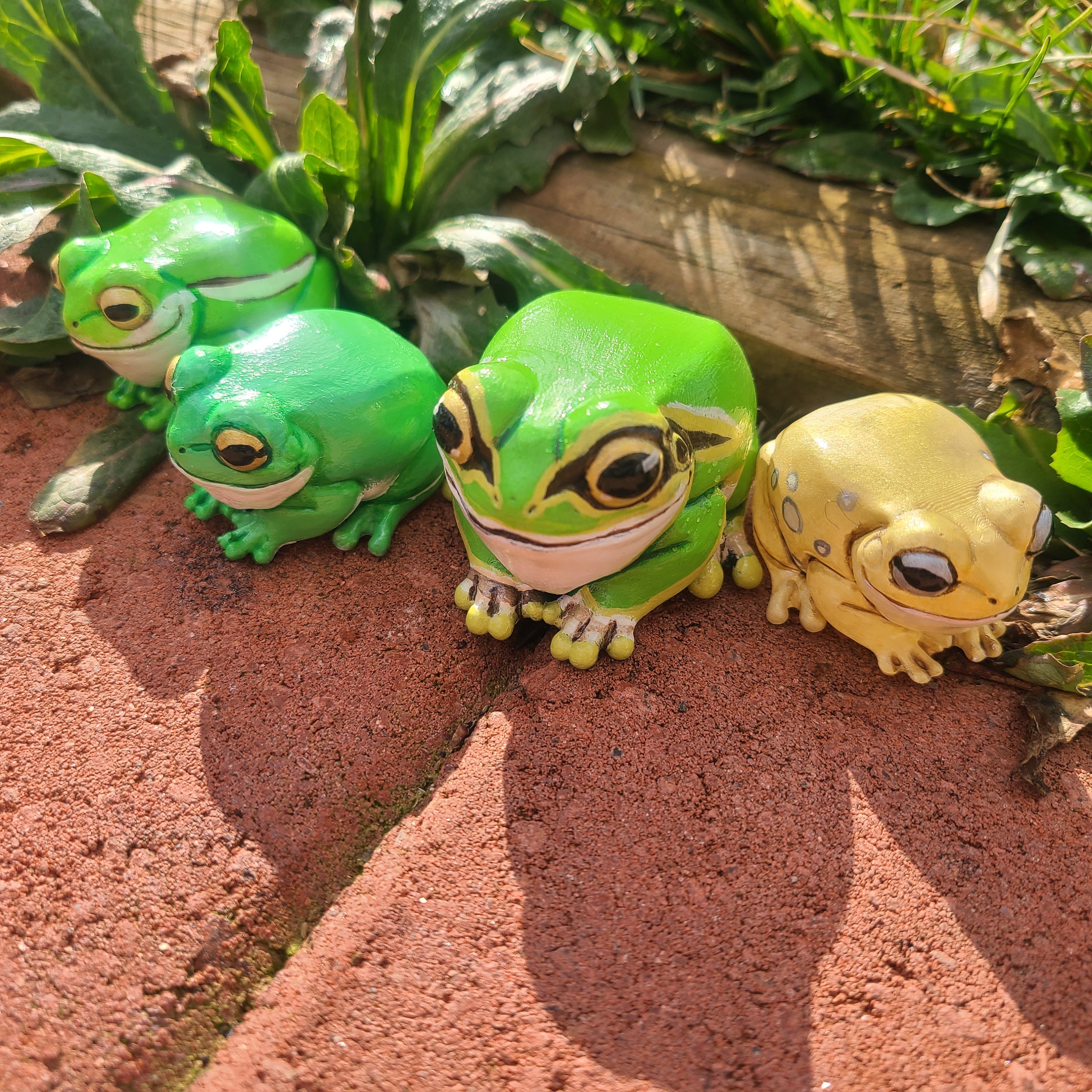 Gold Spectral Tree Frog Friend Hand Painted Resin Frog - Etsy