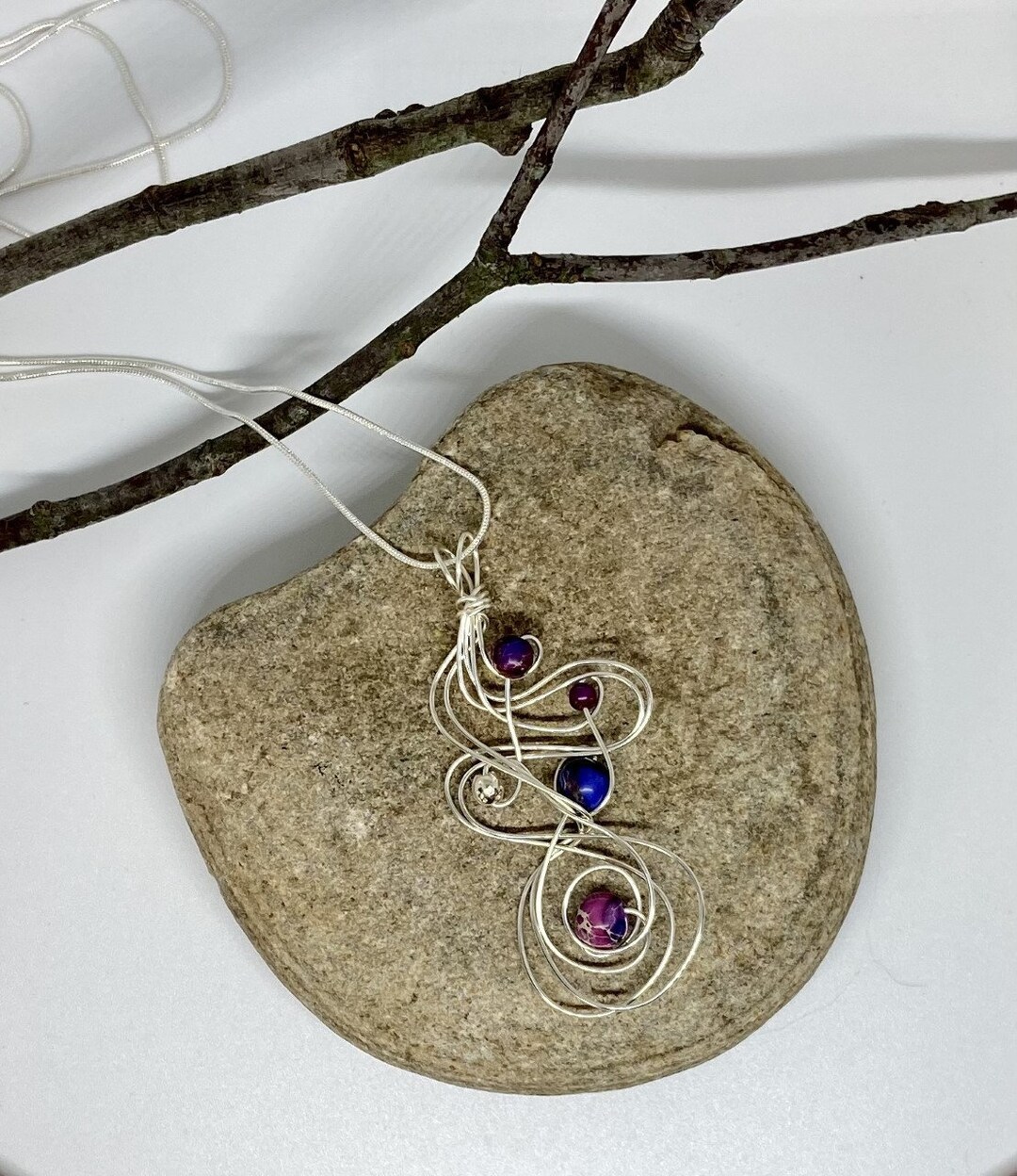 Collar con colgante de alambre de plata y jaspe púrpura natural ...