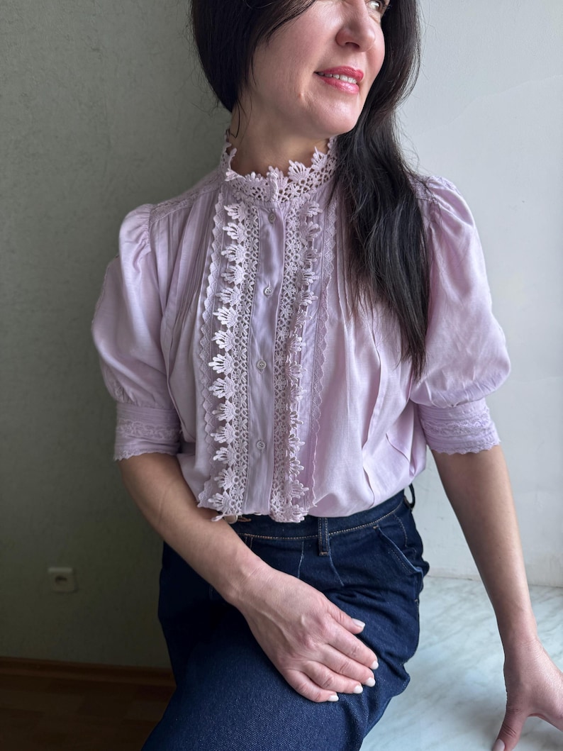 Camicetta in pizzo lilla Vanessa Bruno, top con collo alto in stile ...