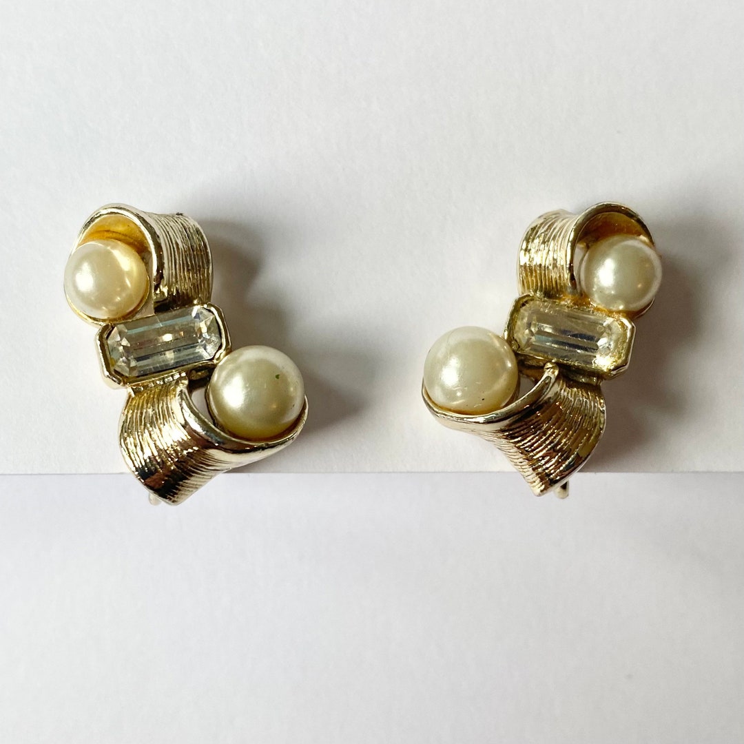 Lisner Gold Tone Bow Faux Pearl Crystal Rhinestone Screw Back Vintage ...