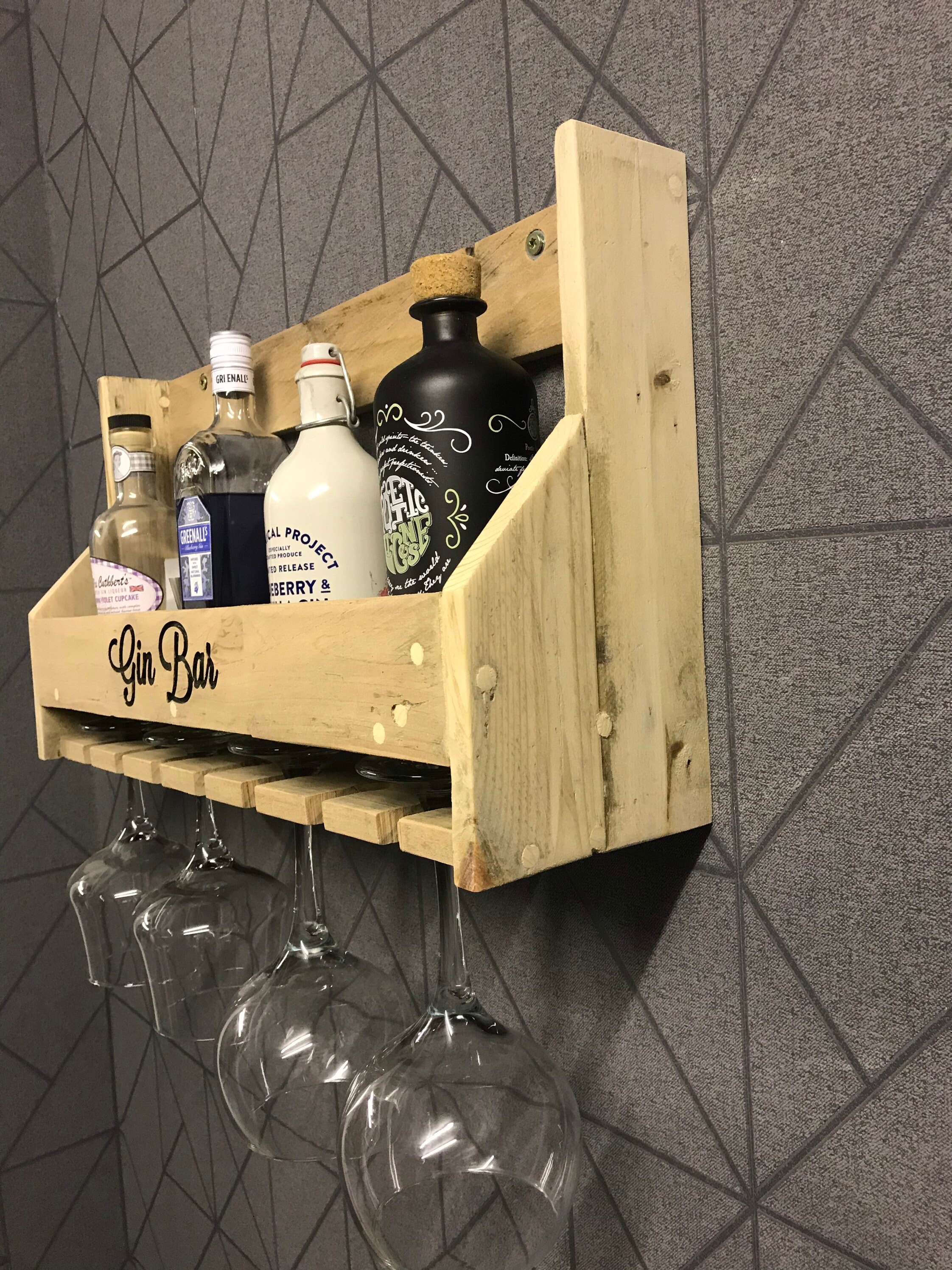 Handgemachtes rustikales Gin/Wein Regal. hergestellt aus re-cycled ...