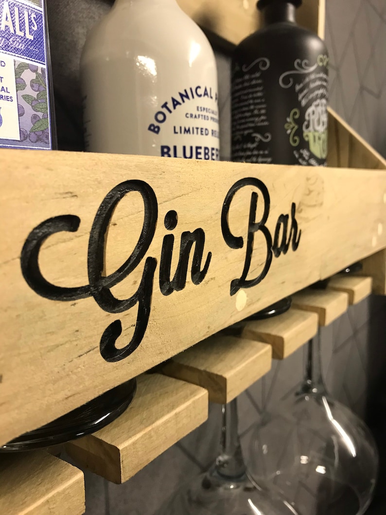 Handgemachtes rustikales Gin/Wein Regal. hergestellt aus re-cycled ...