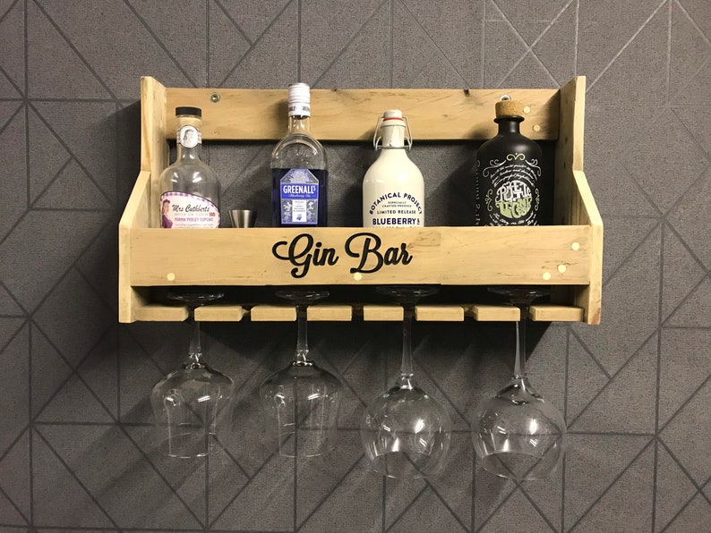 Handgemachtes rustikales Gin/Wein Regal. hergestellt aus re-cycled ...