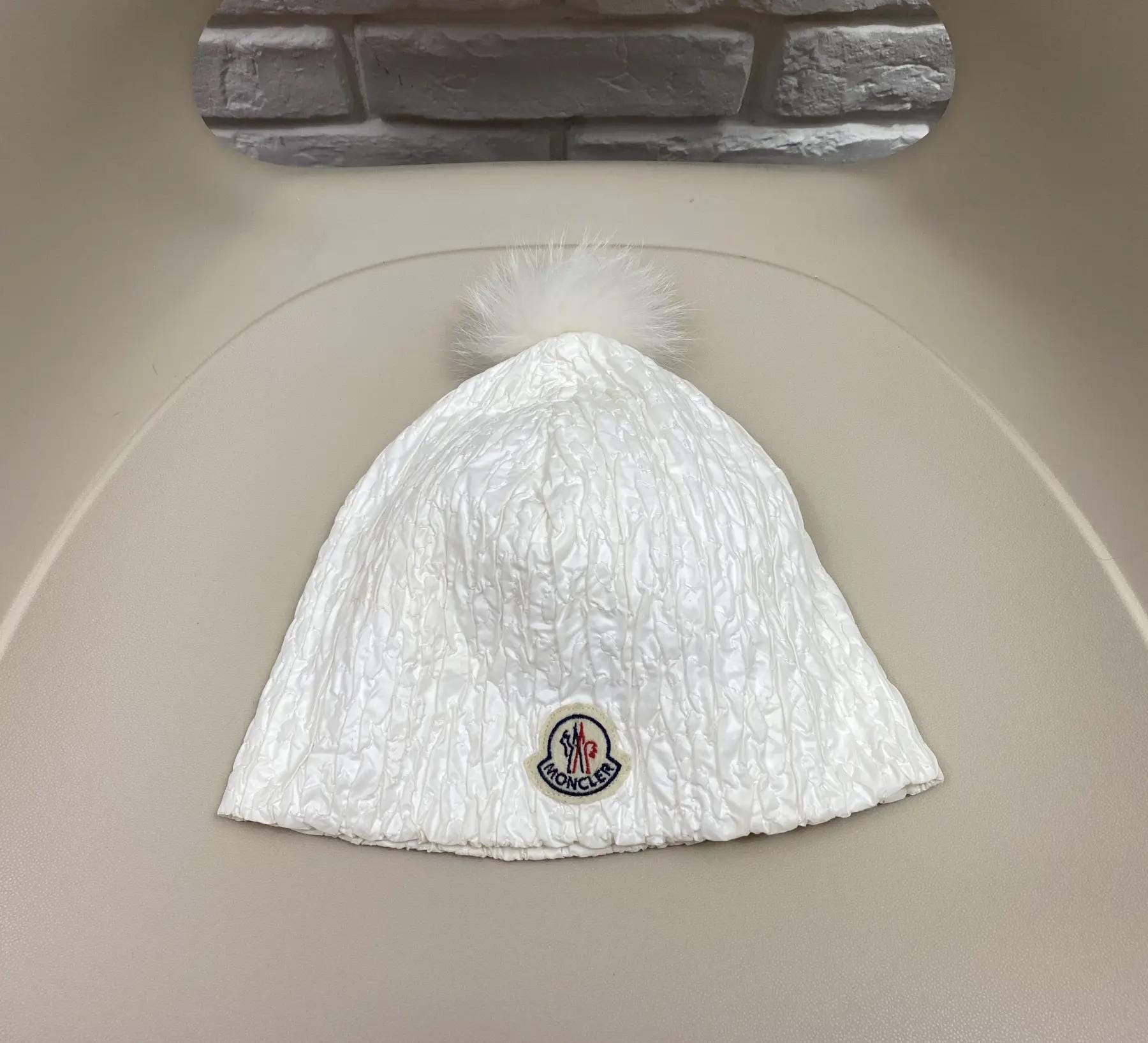 Moncler hat fake store