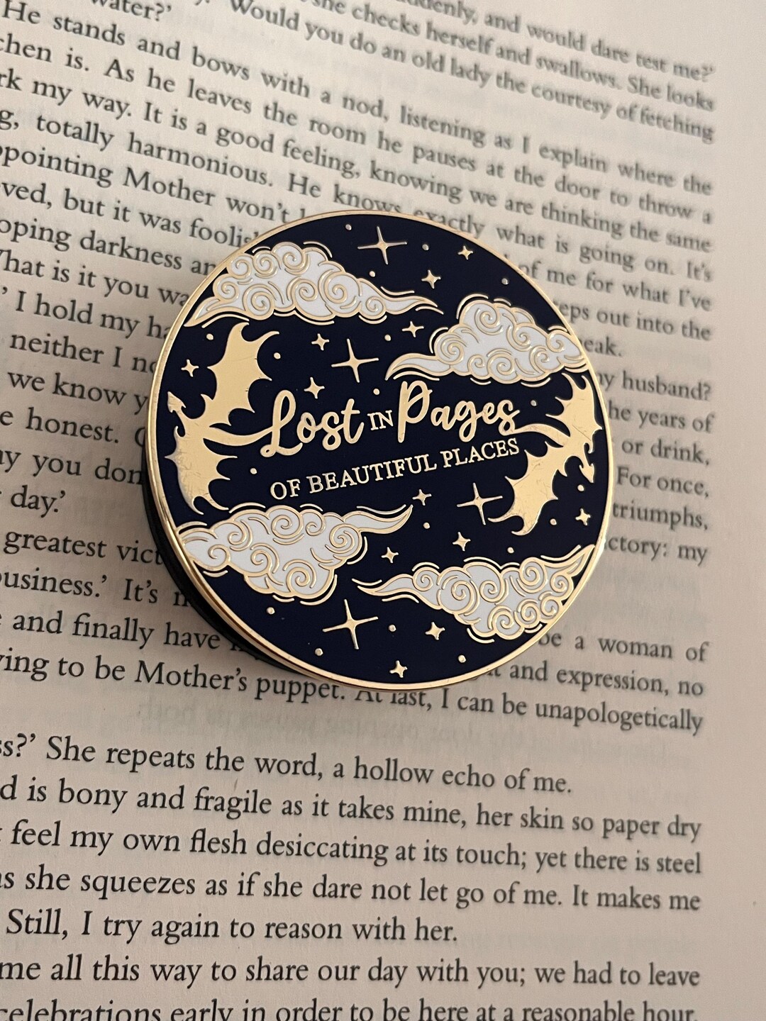 Enamel Kindle Dragon Magnetic Grip. Lost in Pages of Beautiful Places ...