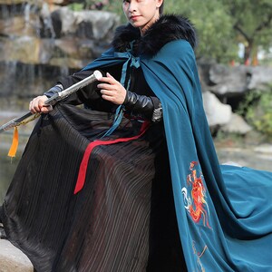 Traditional Chinese Embroidered Velvet Thickened Cloak With Large Fur ...