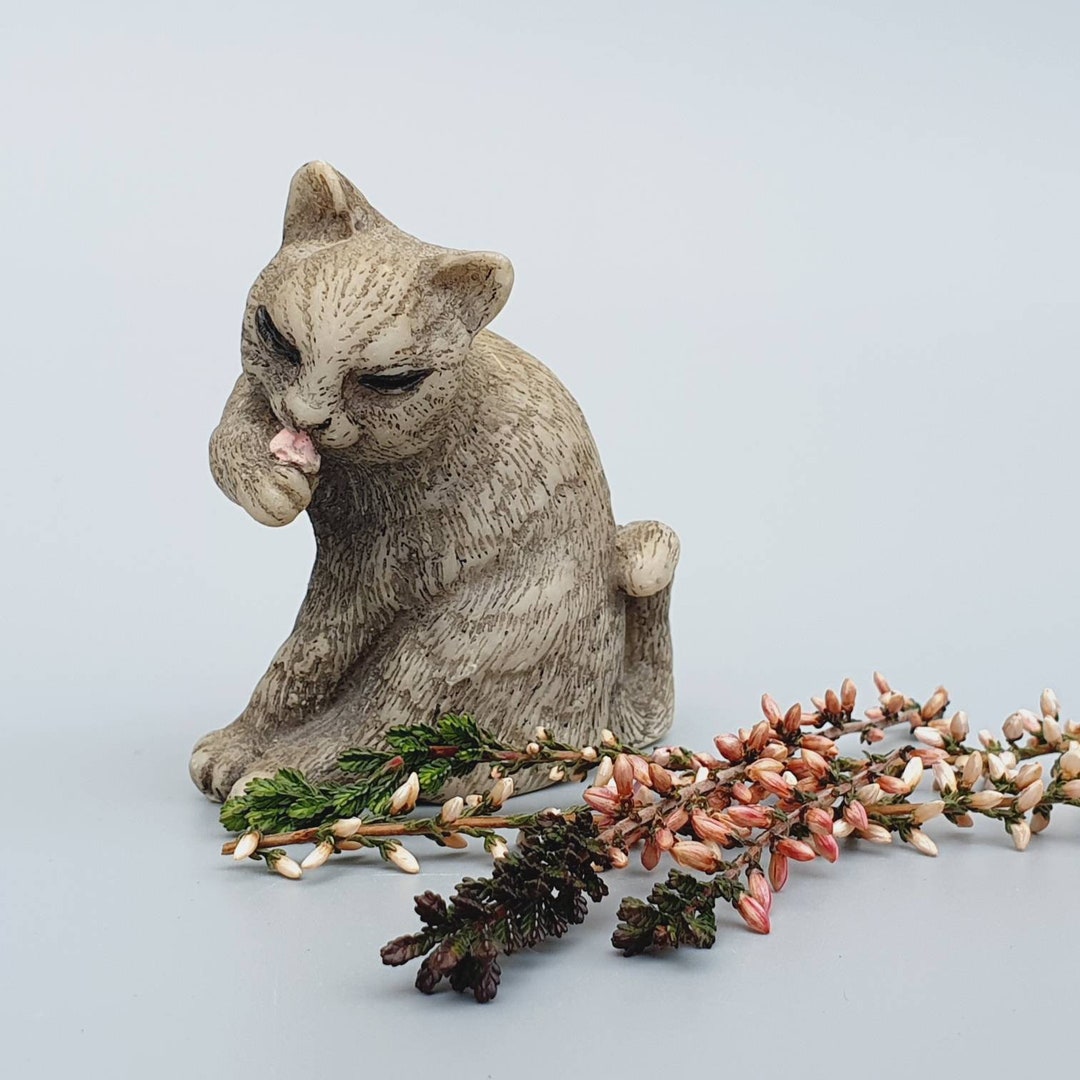 Vintage Resin Lucchesi Faro Cat Figurine Cat Licking Paw Figurine - Etsy