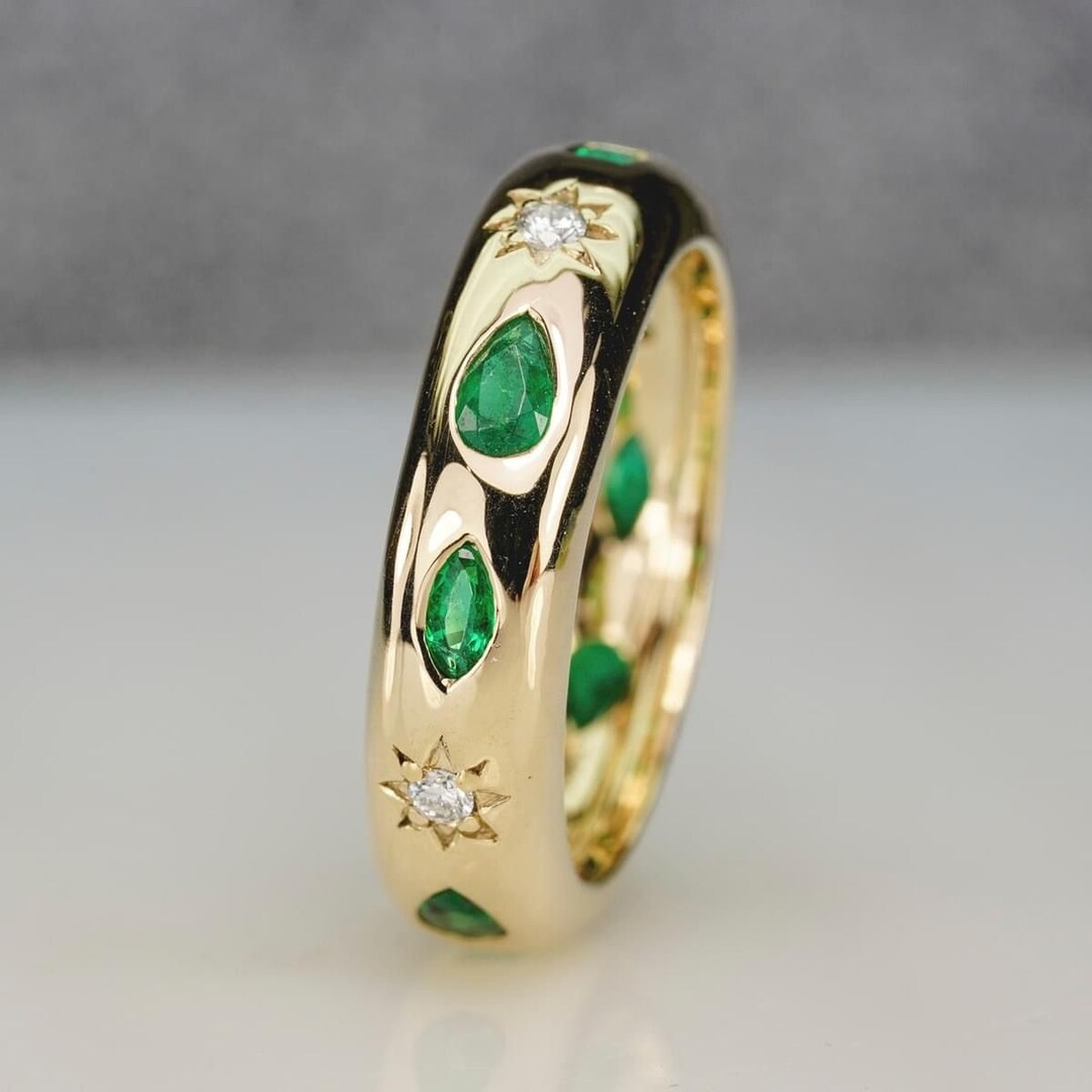 12 Stone Flush Set Ring Features 8 Gorgeous Emeralds & 4 Star Set ...