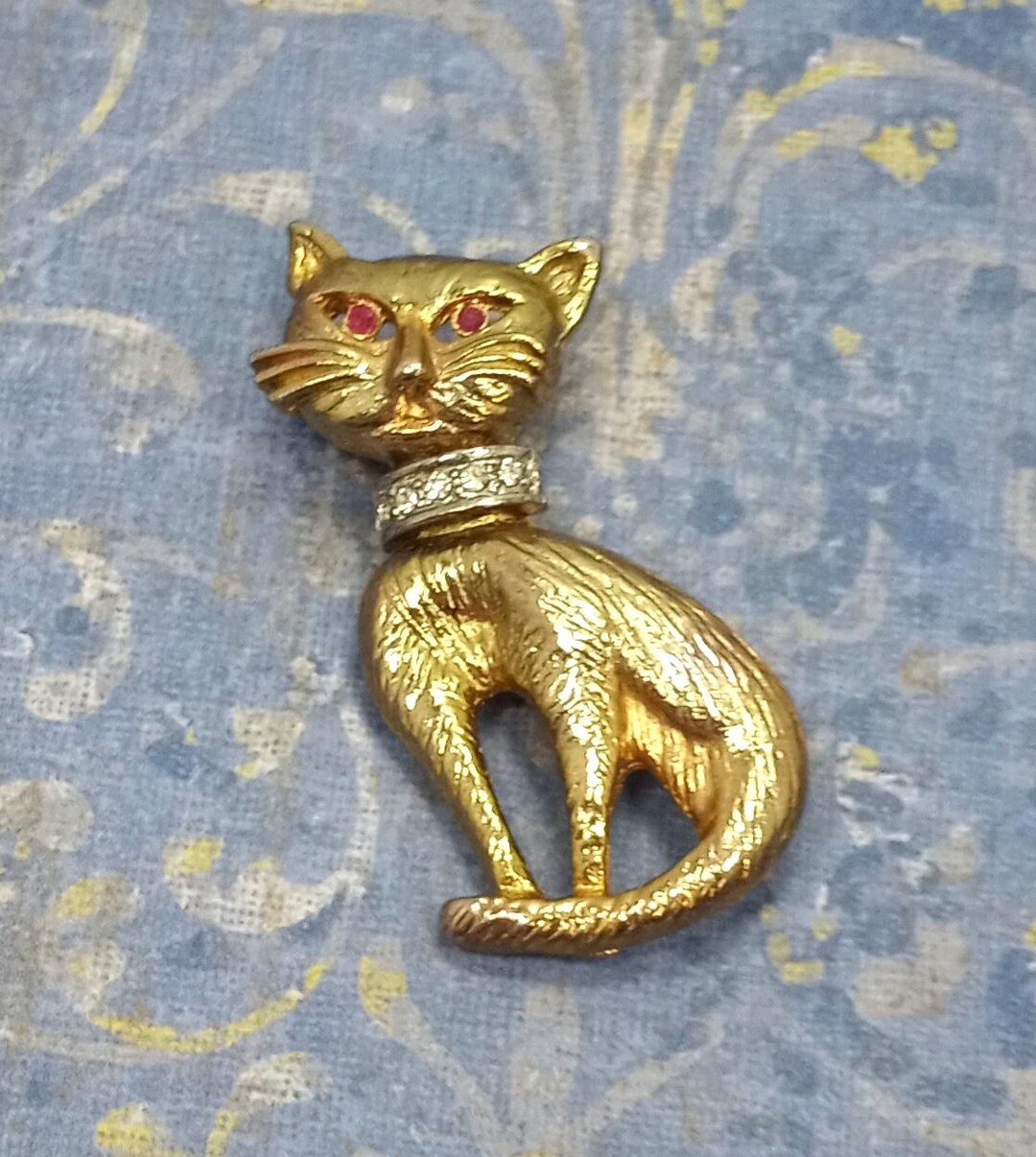 Vintage Gold Tone Cat Brooch Demure Sitting Kitty Shiny Silver Tone ...