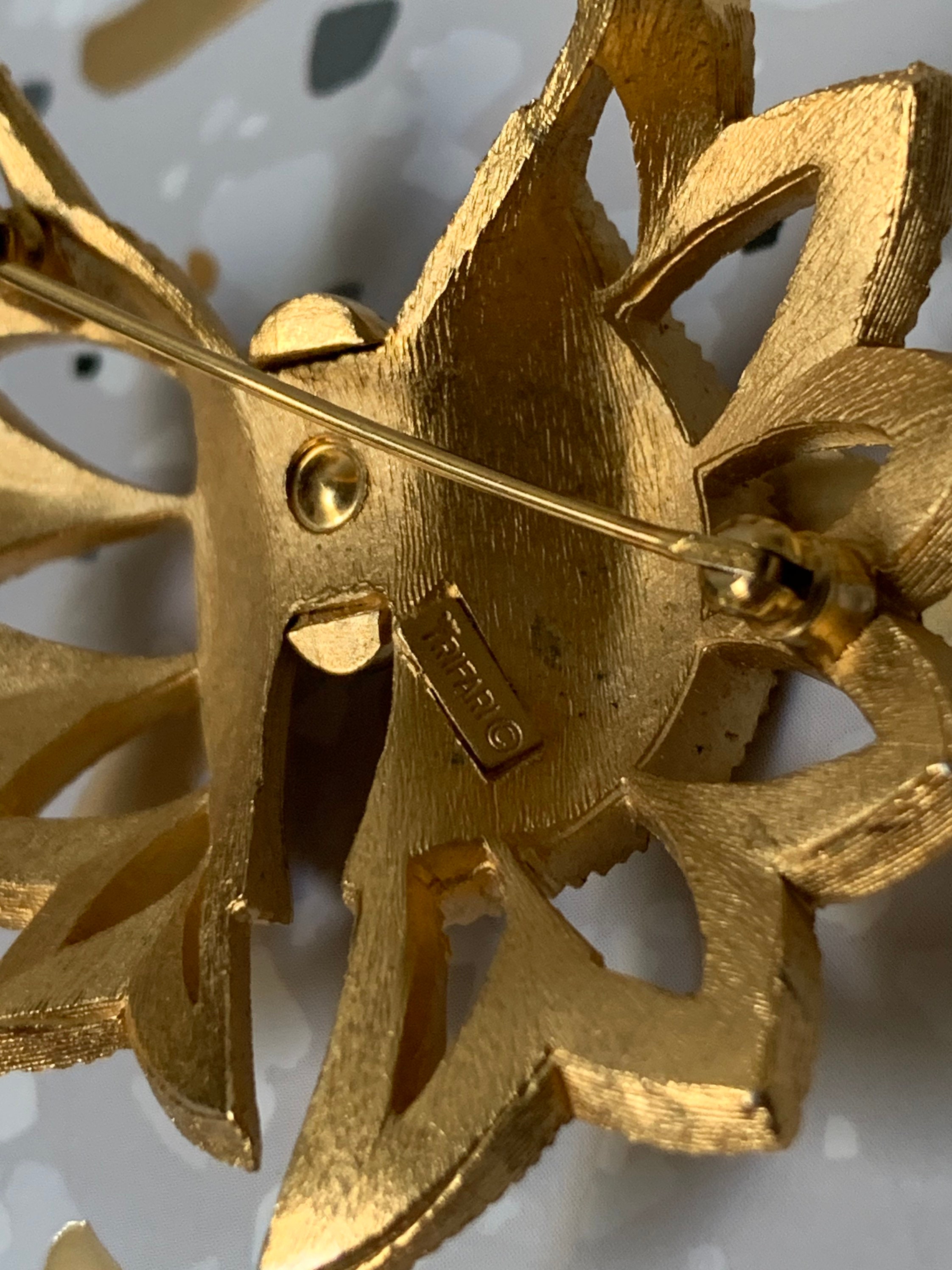 Vintage Trifari Brooch, Trifari estampado broche de forma abstracta ...