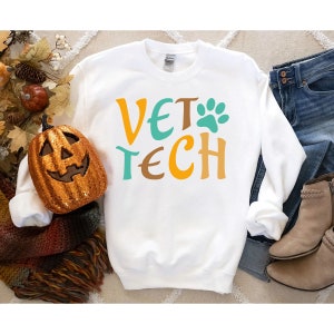 Retro Vet Tech Sweatshirt, Unisex Vet Tech Hoodie, Veterinarian Long ...
