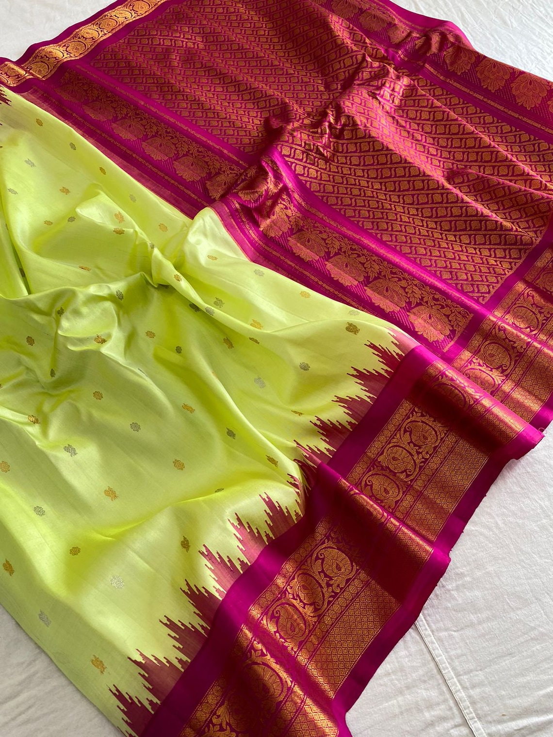 Exclusive Pure Gadwal Silk Saree Pure Handloom Saree With Attractive ...