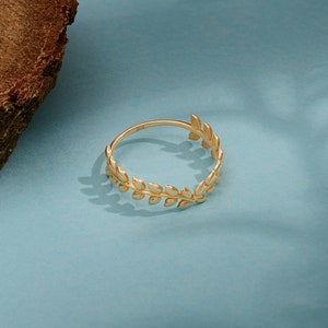 14k Gold Laurel Wreath Ring, Solid Gold Leaf Wedding Band, Dainty Vine ...