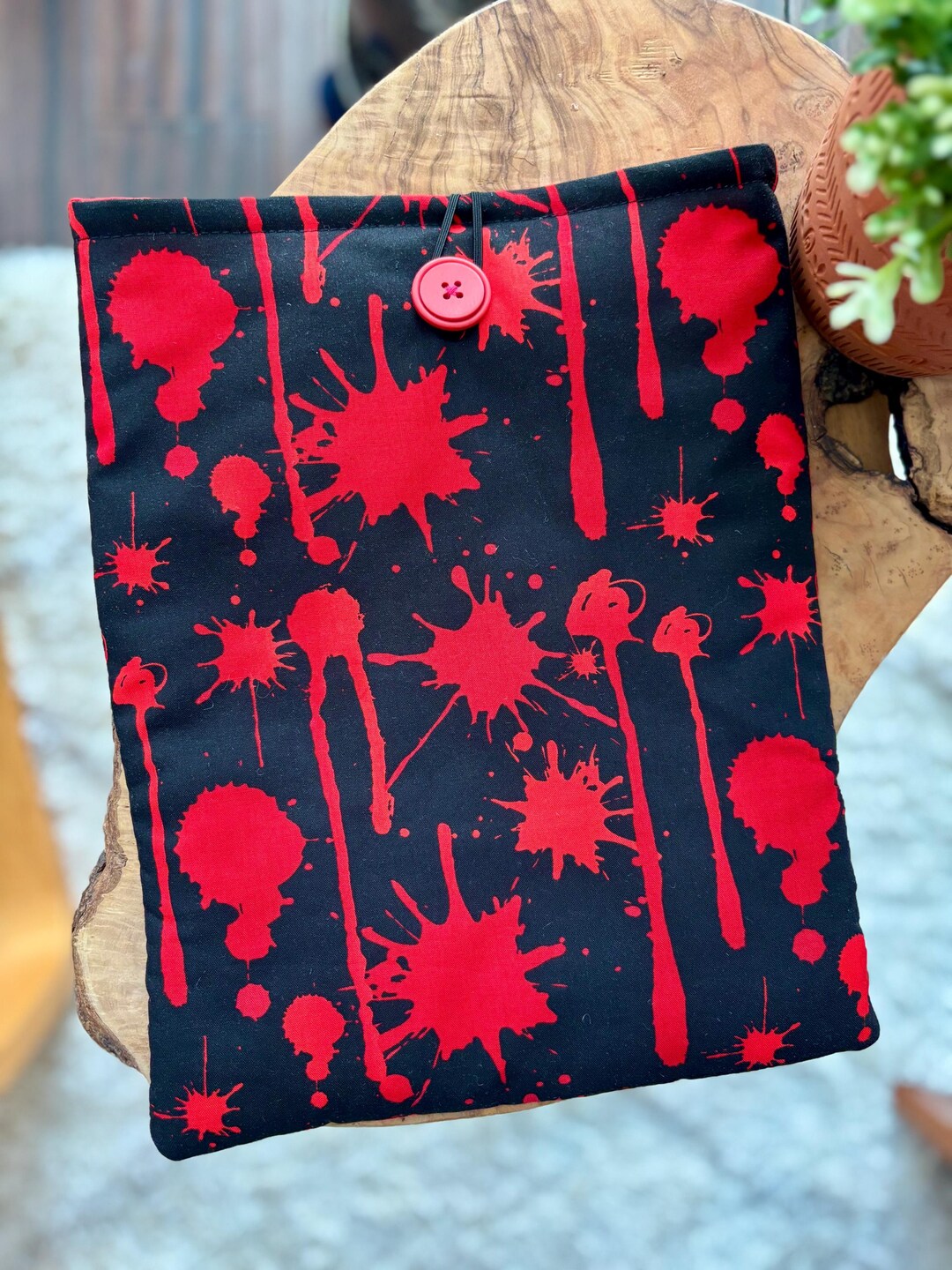 Thriller Murder Blood Splatter Lined and Padded Book Sleeve With Button ...