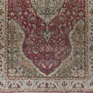 5.6x9.4 Ft Vintage Oriental Rug in Red and Green. Handknotted Wool ...