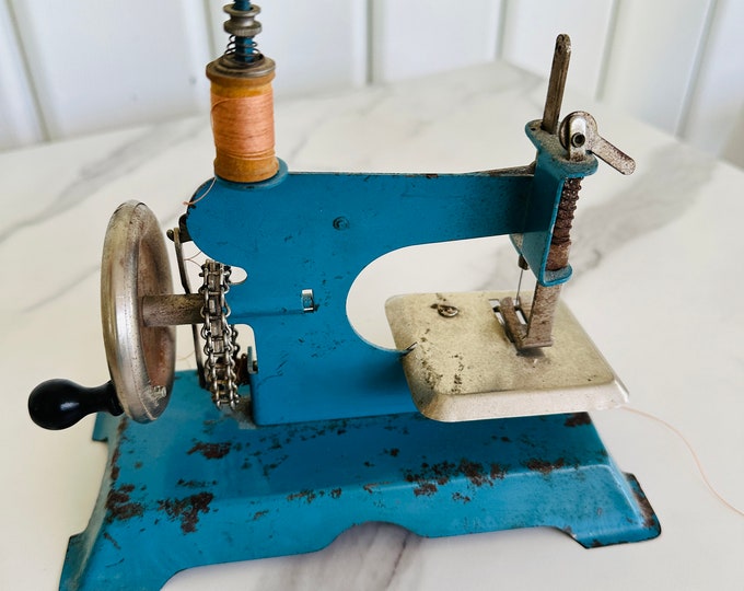 Vintage Mini Sewing Machine From the 1920s, Original Vintage Toy ...