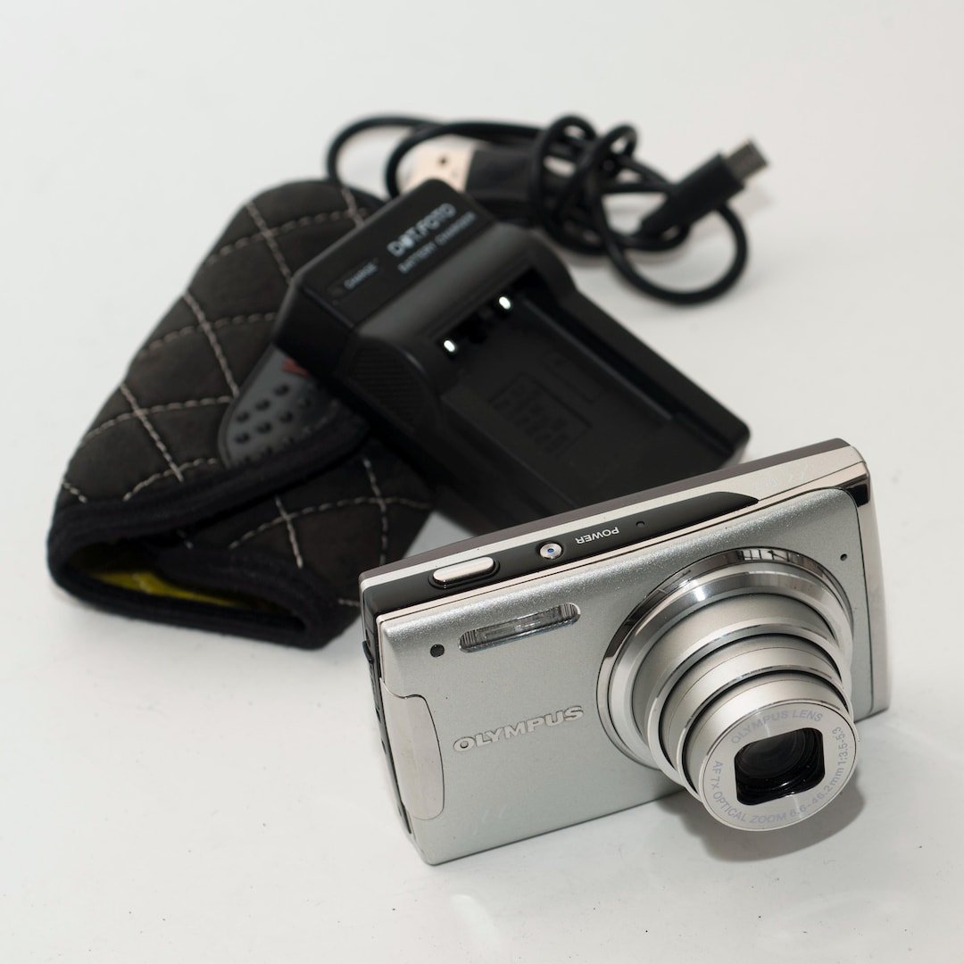 The Olympus µ (mju) 1060 is a 10MP Compact Digital Camera With Wideo ...
