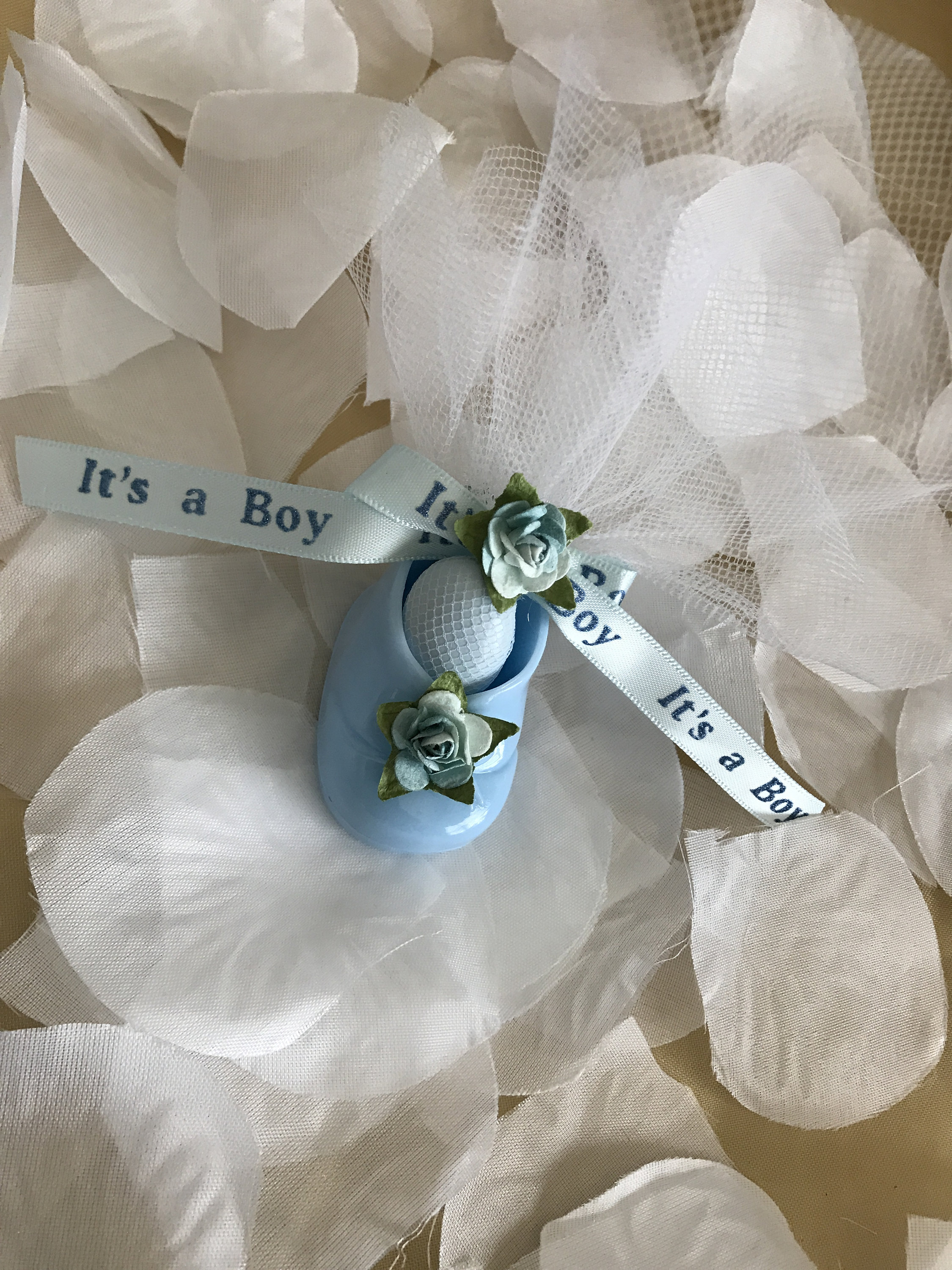 Shoe party favor, decorated with mesh, flowers and candy - Etsy.de