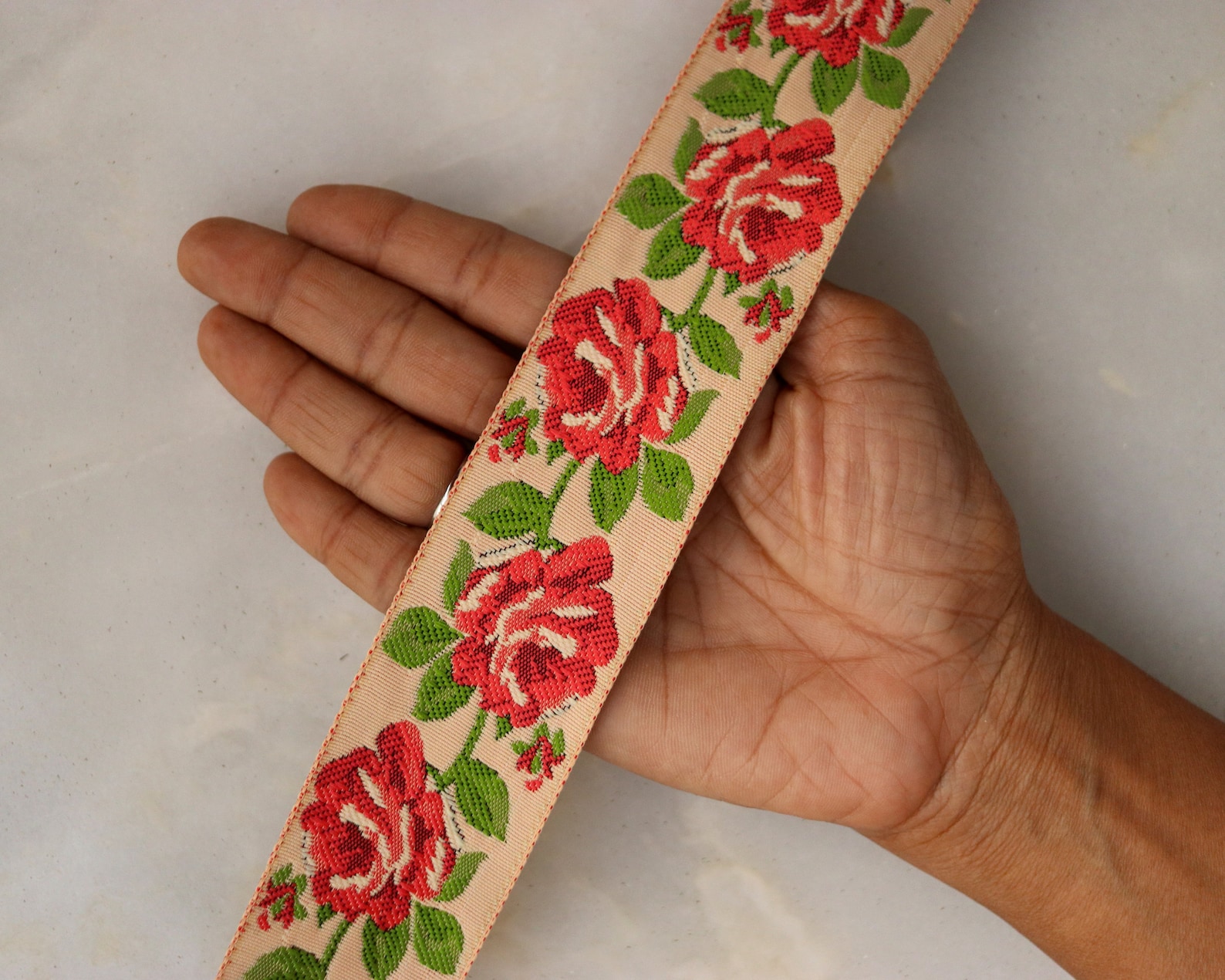 Ribete de jacquard floral beige y rojo, encaje brocado sepia y borde de ...