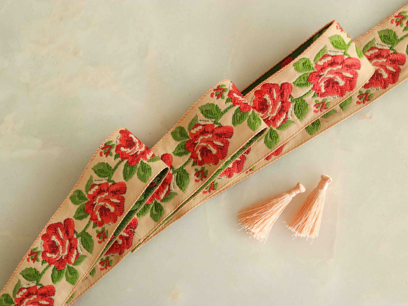 Ribete de jacquard floral beige y rojo, encaje brocado sepia y borde de ...