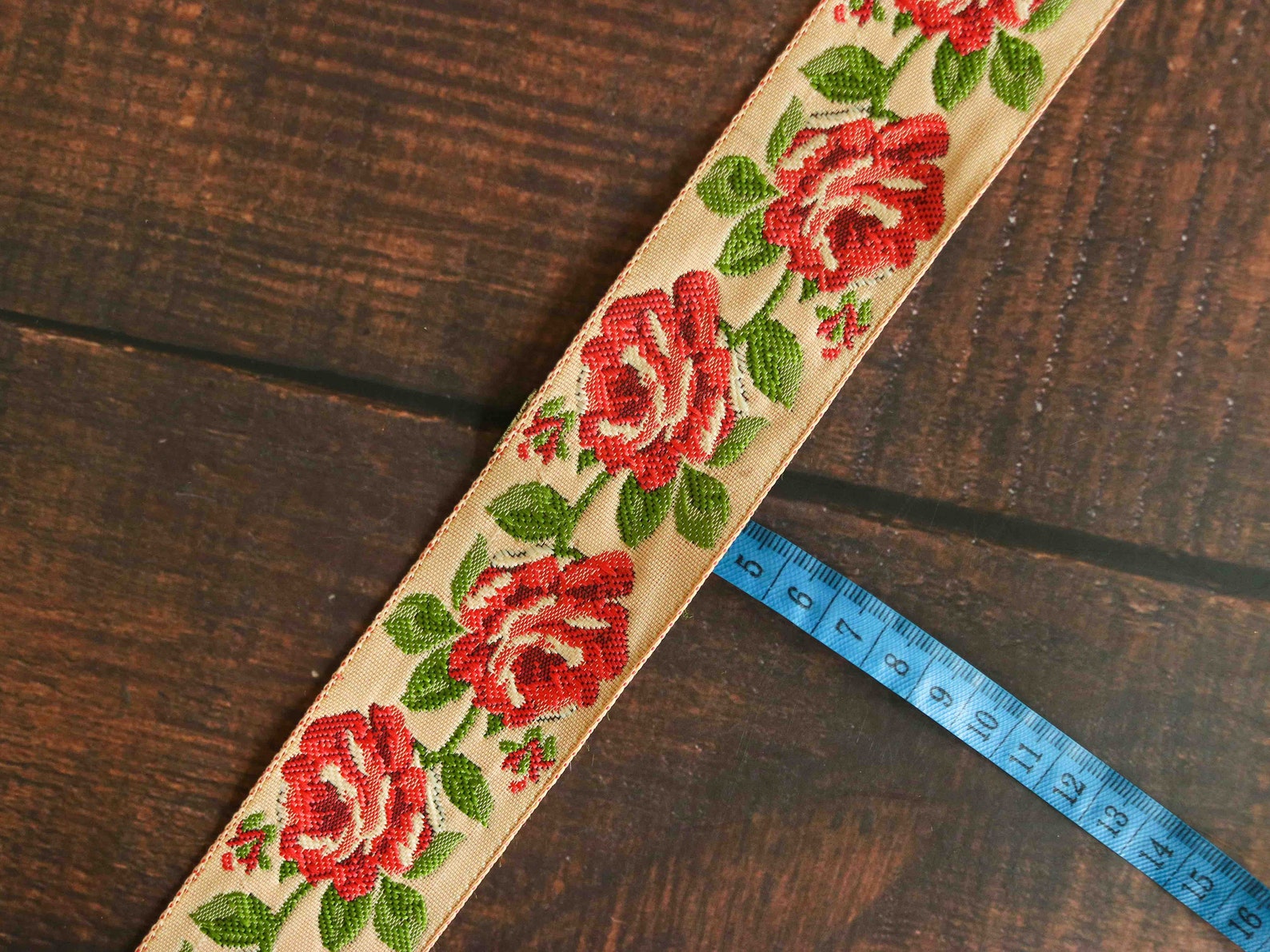 Ribete de jacquard floral beige y rojo, encaje brocado sepia y borde de ...