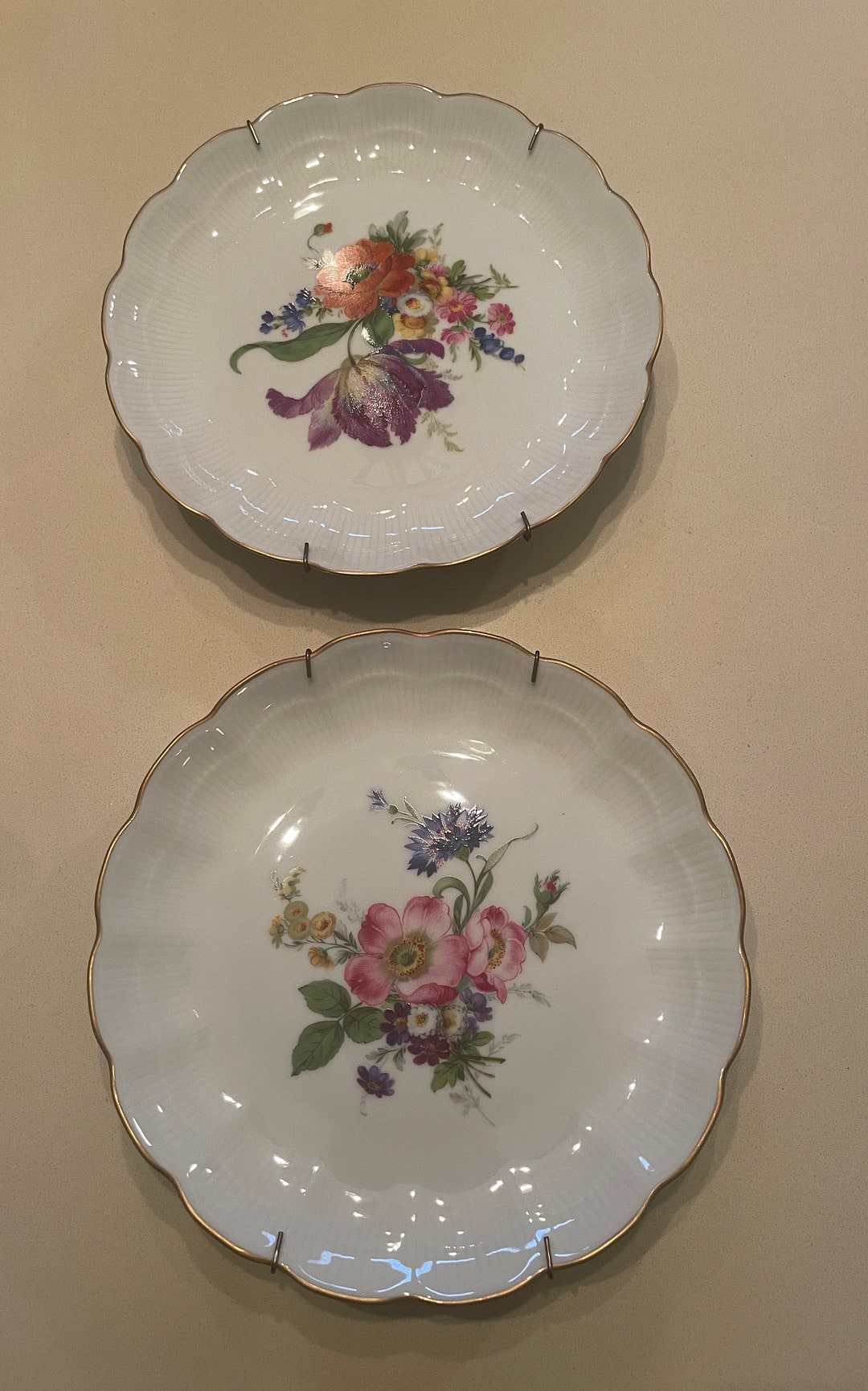 Set 2 Kaiser Porcelain Plates With Wire Hangers / Colorful Vintage ...