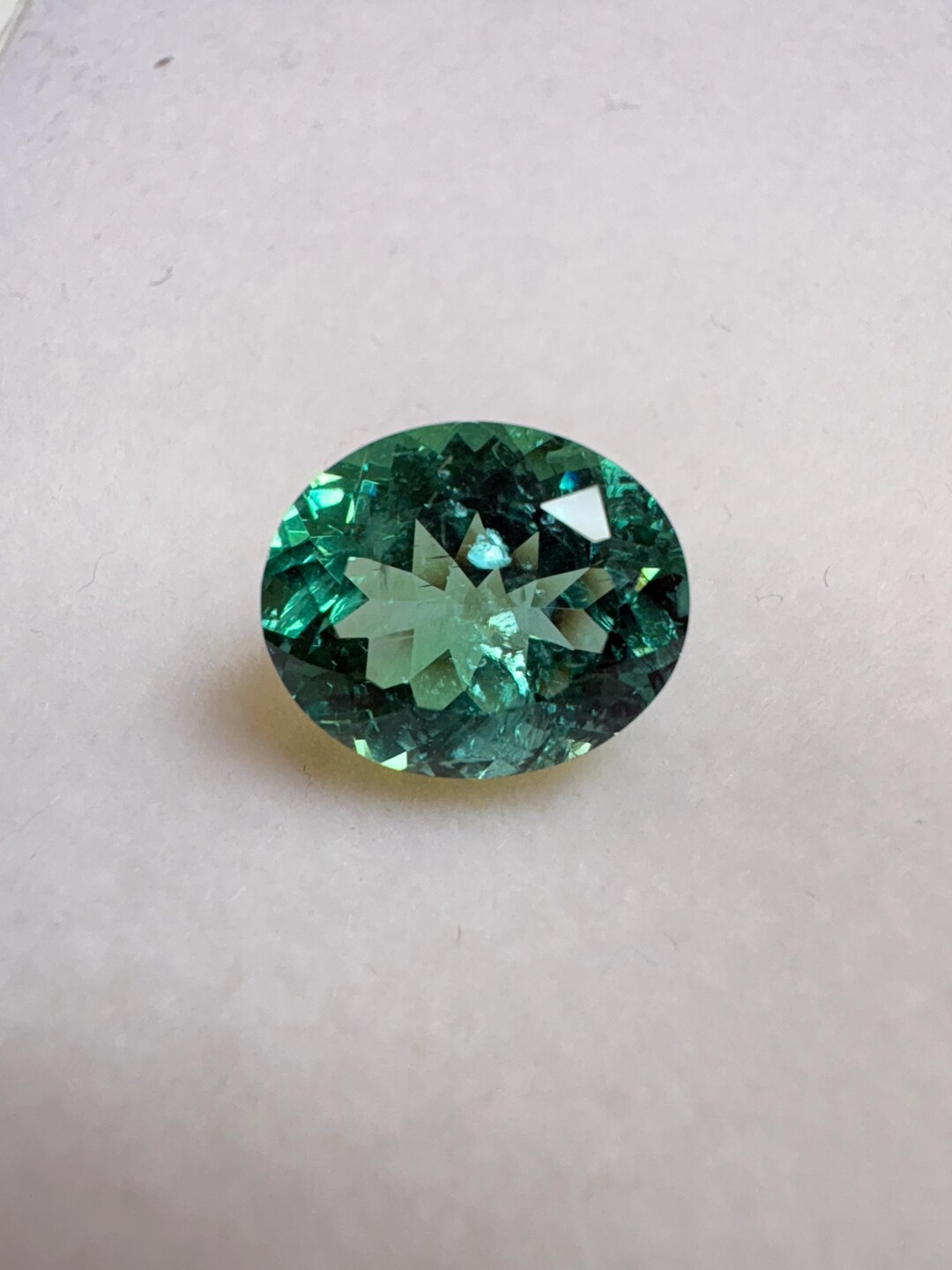 Gema de apatita facetada color esmeralda, ovalada azul verdosa (5,22 ...