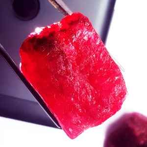 Natural Red Beryl Rough Loose Gemstone Certified Between 90 to 100 ...