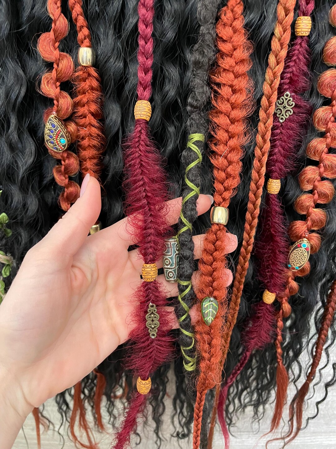 Dreads pretos cacheados boêmios e tranças com textura bordô 60 do ...