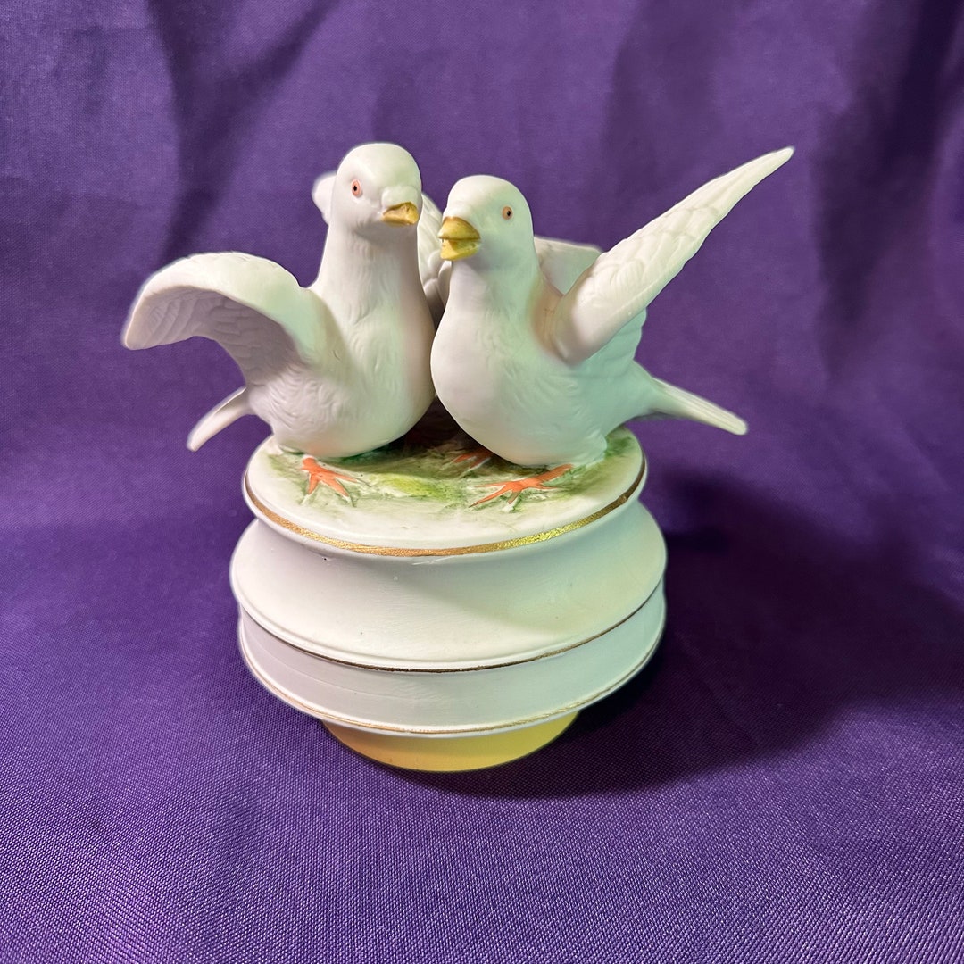 Vintage Lefton Pair of White Doves Lovebirds Music Box Plays Laura’s ...