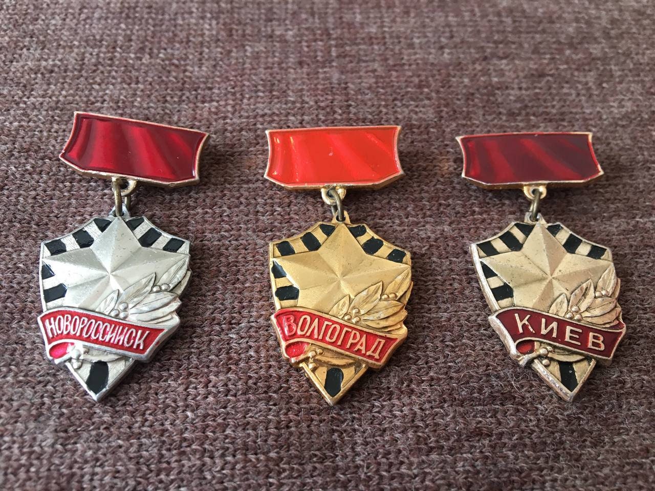 Set of 3 Badges Cities of Heroes Who Showed Special Fortitude in the ...