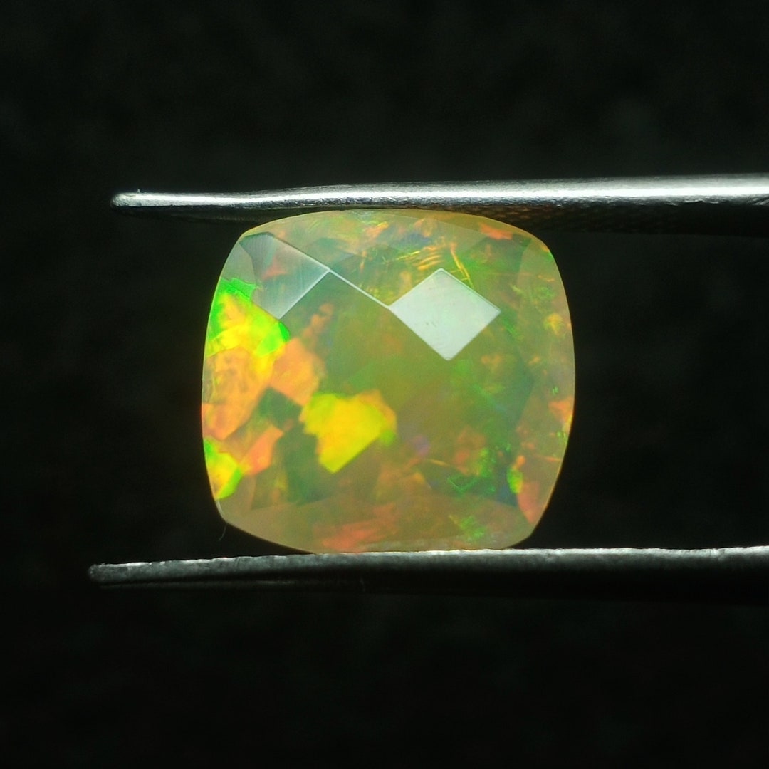 3,9 Kt. Crystal Fire Play Checker Cut Opal, Form Kissen, Größe 12x12x6 ...
