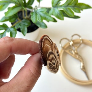 Chipmunk Embroidered Brooch, Hand Embroidery, Brooch Animal - Etsy