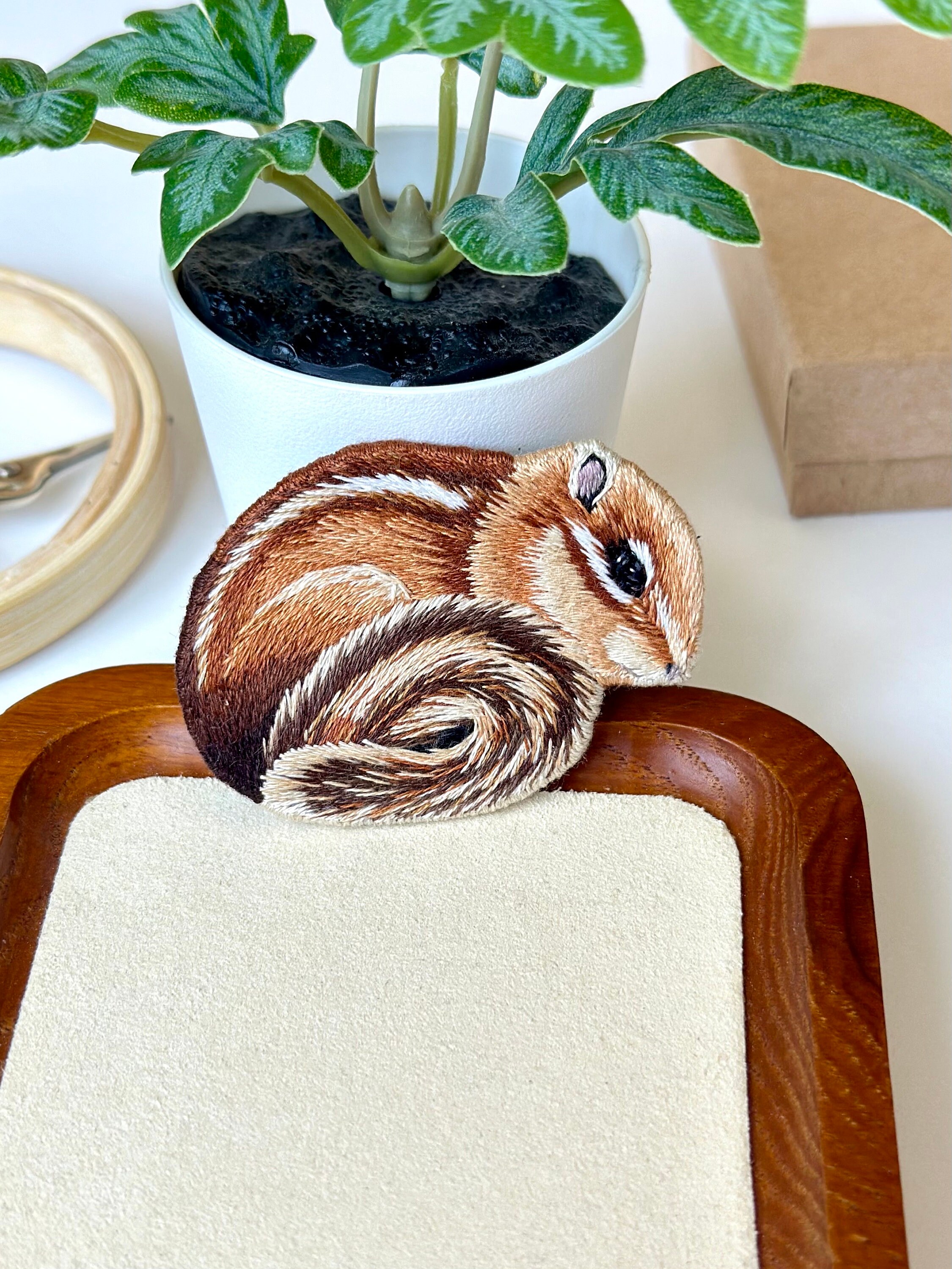 Chipmunk Embroidered Brooch, Hand Embroidery, Brooch Animal - Etsy