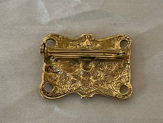 Vintage gold toned repousse floral brooch - Gem