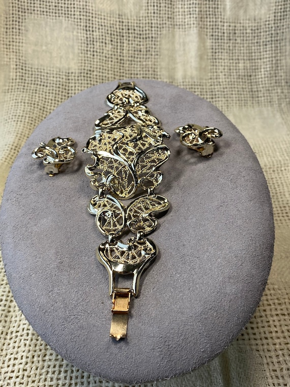 Signed Sarah Coventry Vintage Large Gold Tone Clip-On… - Gem