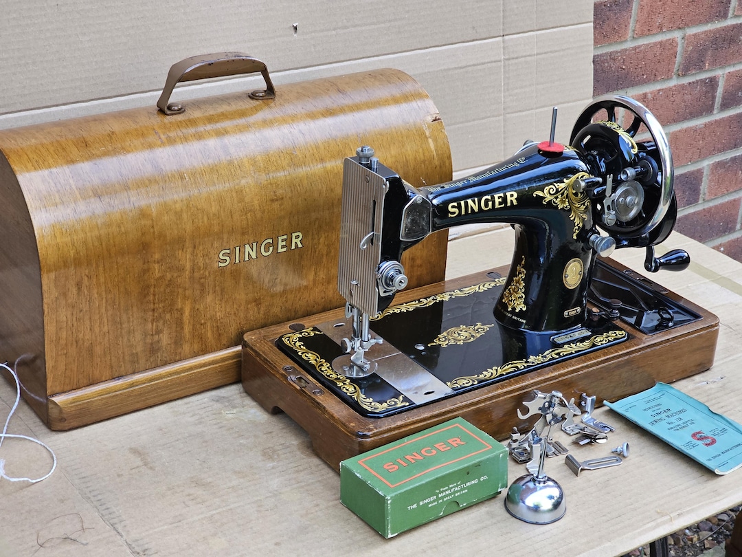 Hand Crank Singer 128K Sewing Machine With Accessories and Instruction ...