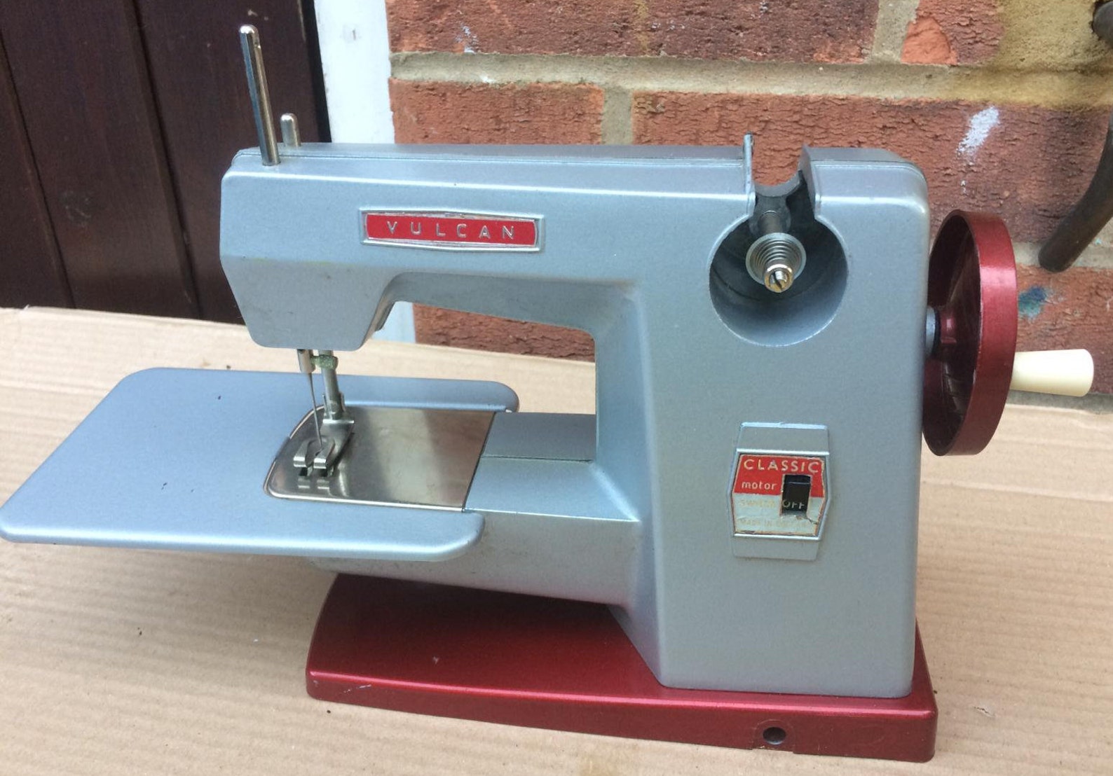 Vulcan Classic Child's Electric Sewing Machine Battery Powered With ...