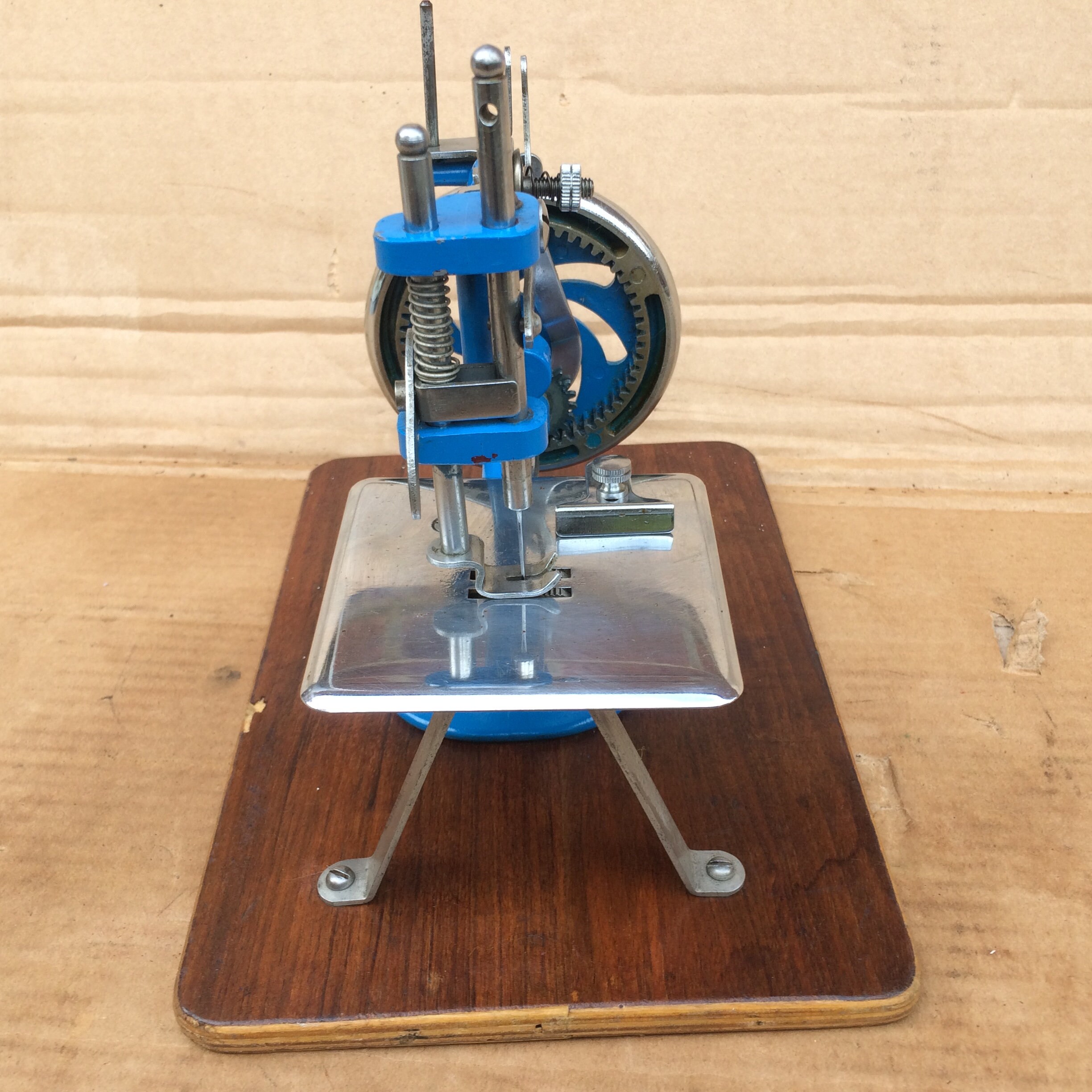 Vintage Blue Essex Miniature/toy Chain Stitch Sewing Machine, Toy ...