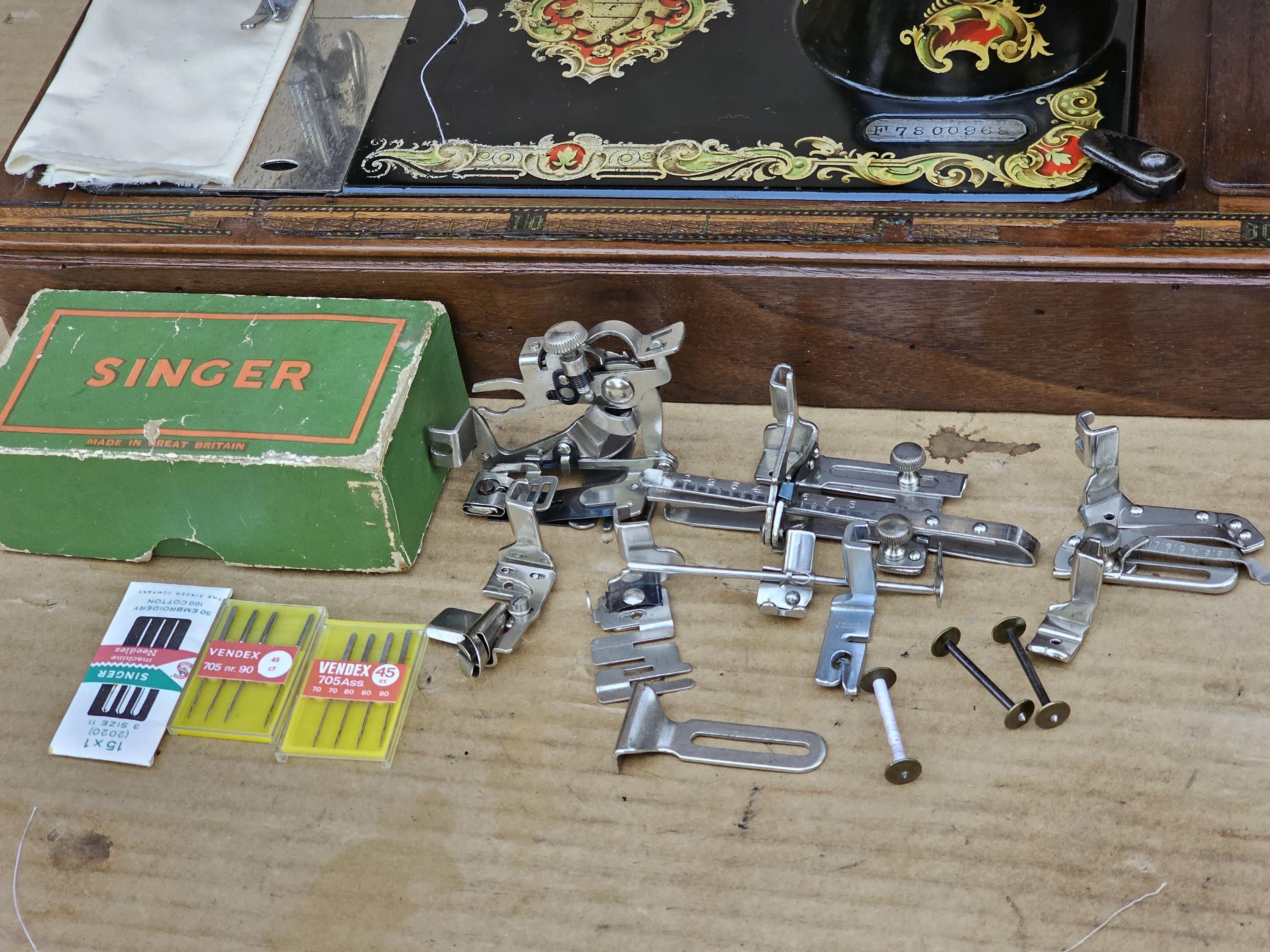 Antique Singer 128K Sewing Machine With "la Vencedora" Decals With ...