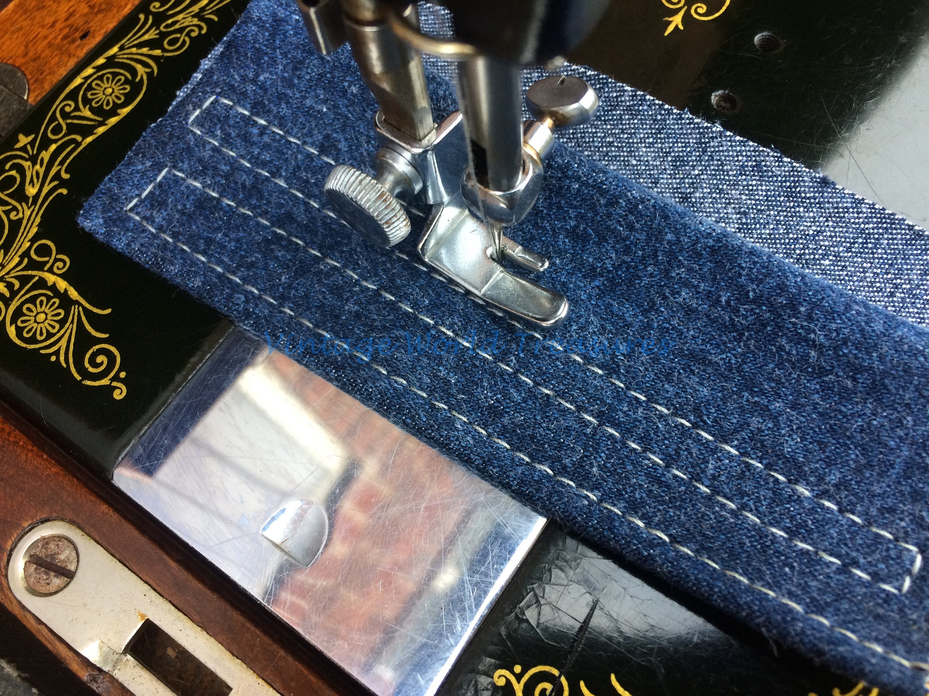 Singer 99K Vintage Hand Crank Sewing Machine With Case and Accessories ...