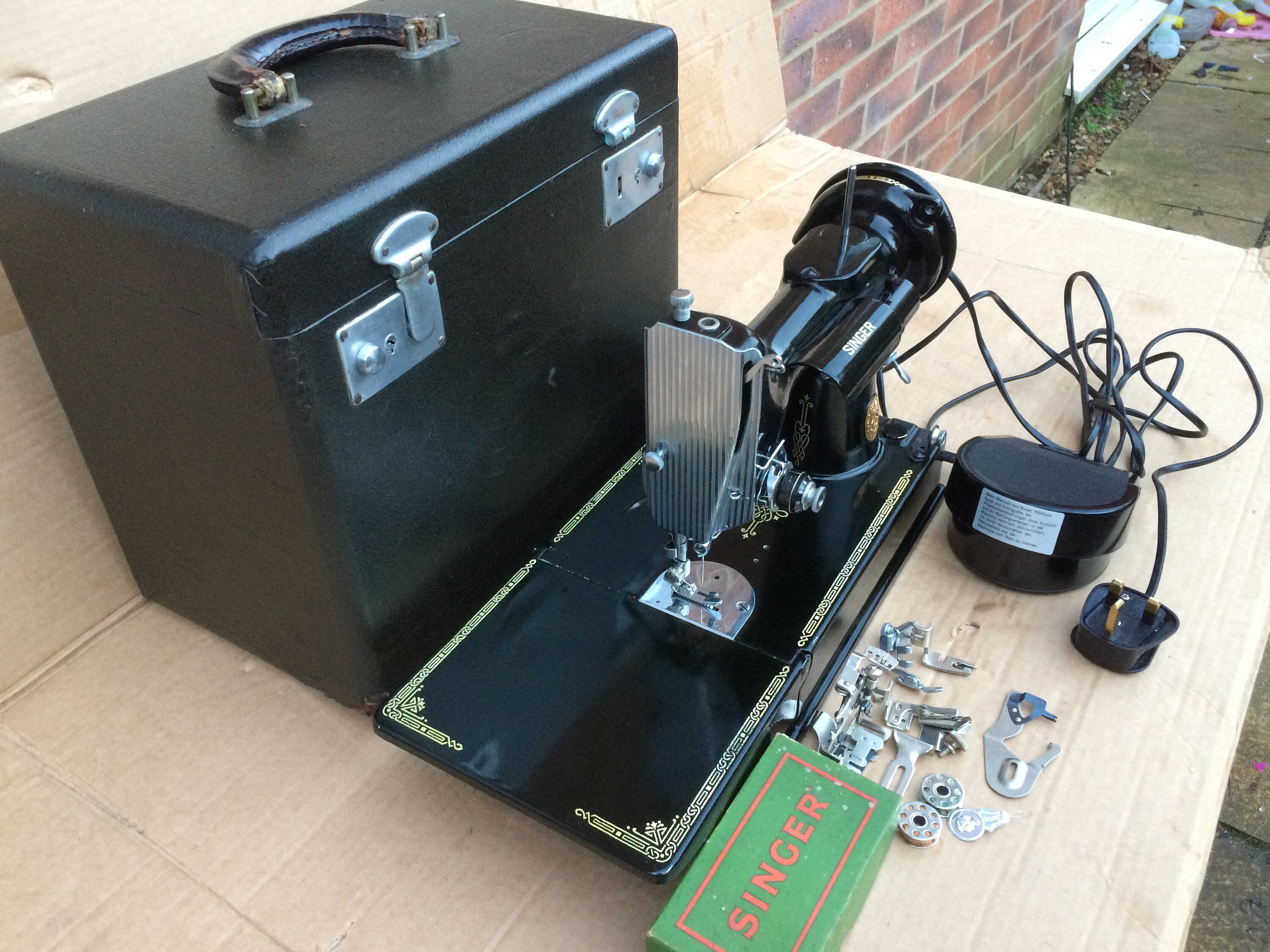 221K Singer Featherweight Sewing Machine With Accessories. - Etsy