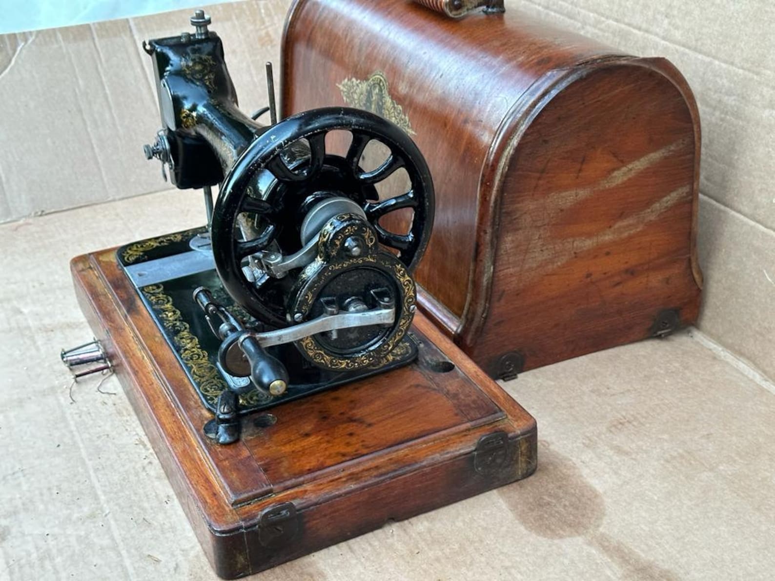 Antique Singer VS3 Hand-crank Sewing Machine: Scrolls and Roses Decor ...